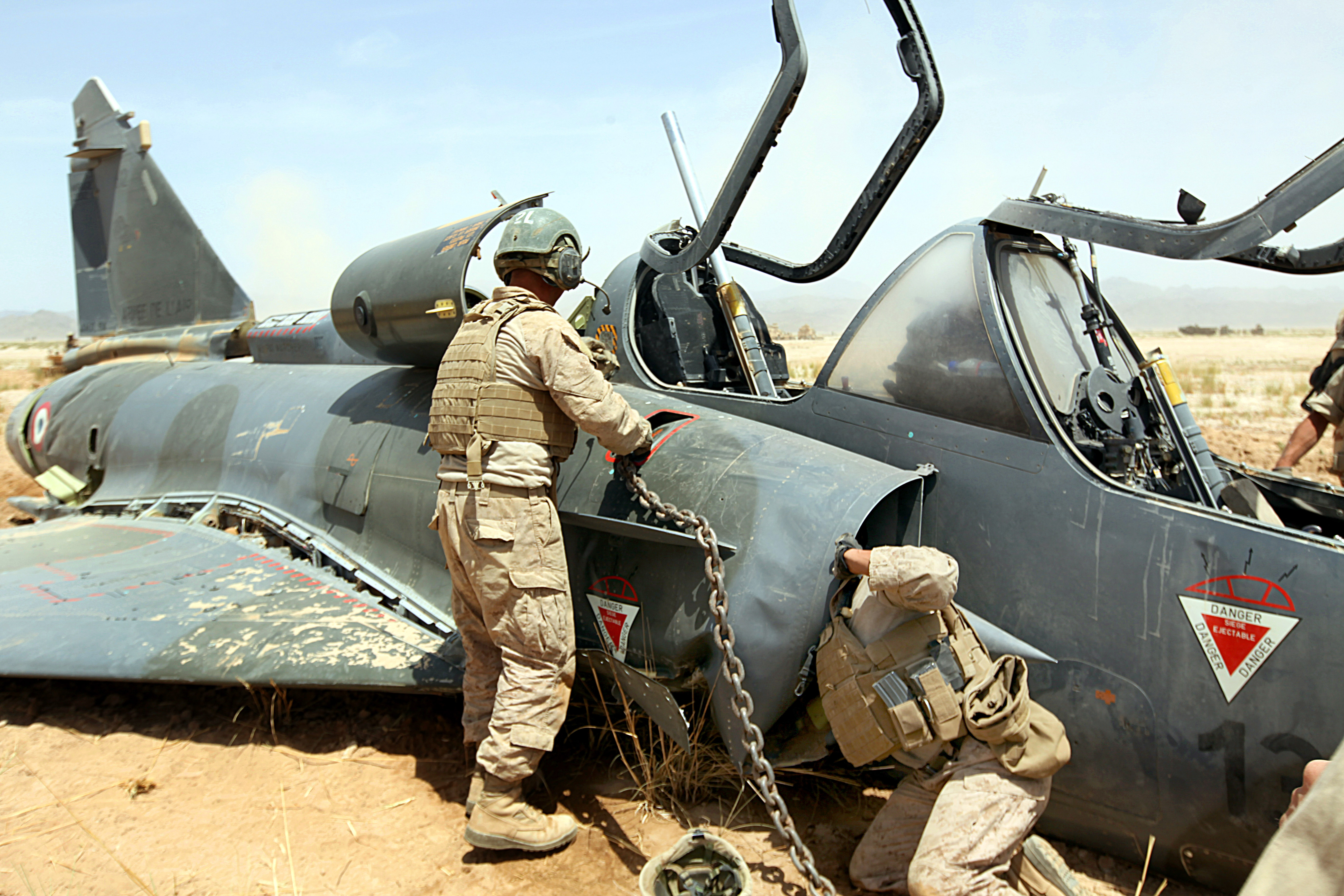 U.S. Marines hook chains to recover a downed French F-2000 Mirage ...