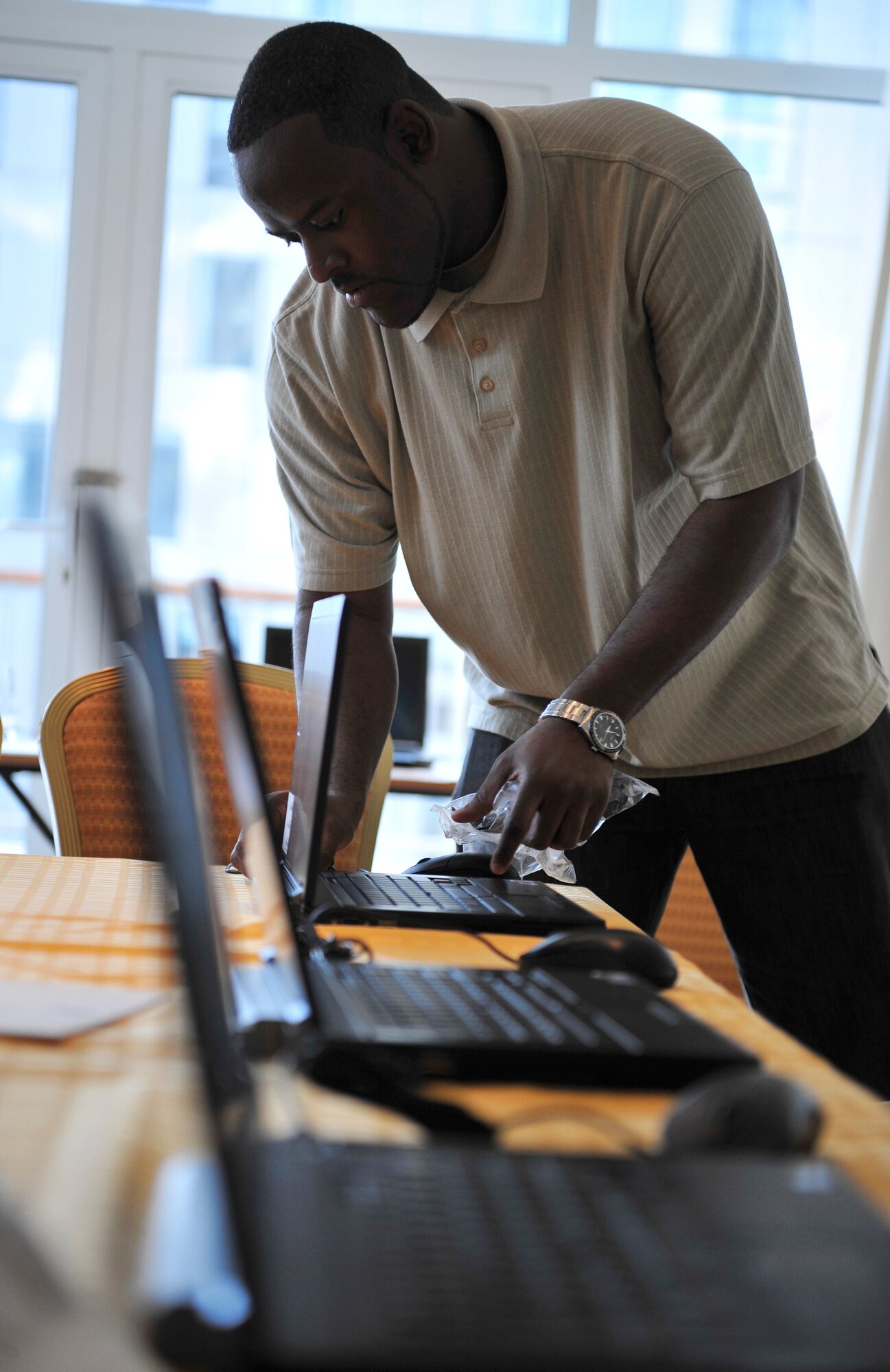 Forward deployed comm team tackles Dubai Airshow 2011 > U.S. Air Forces ...