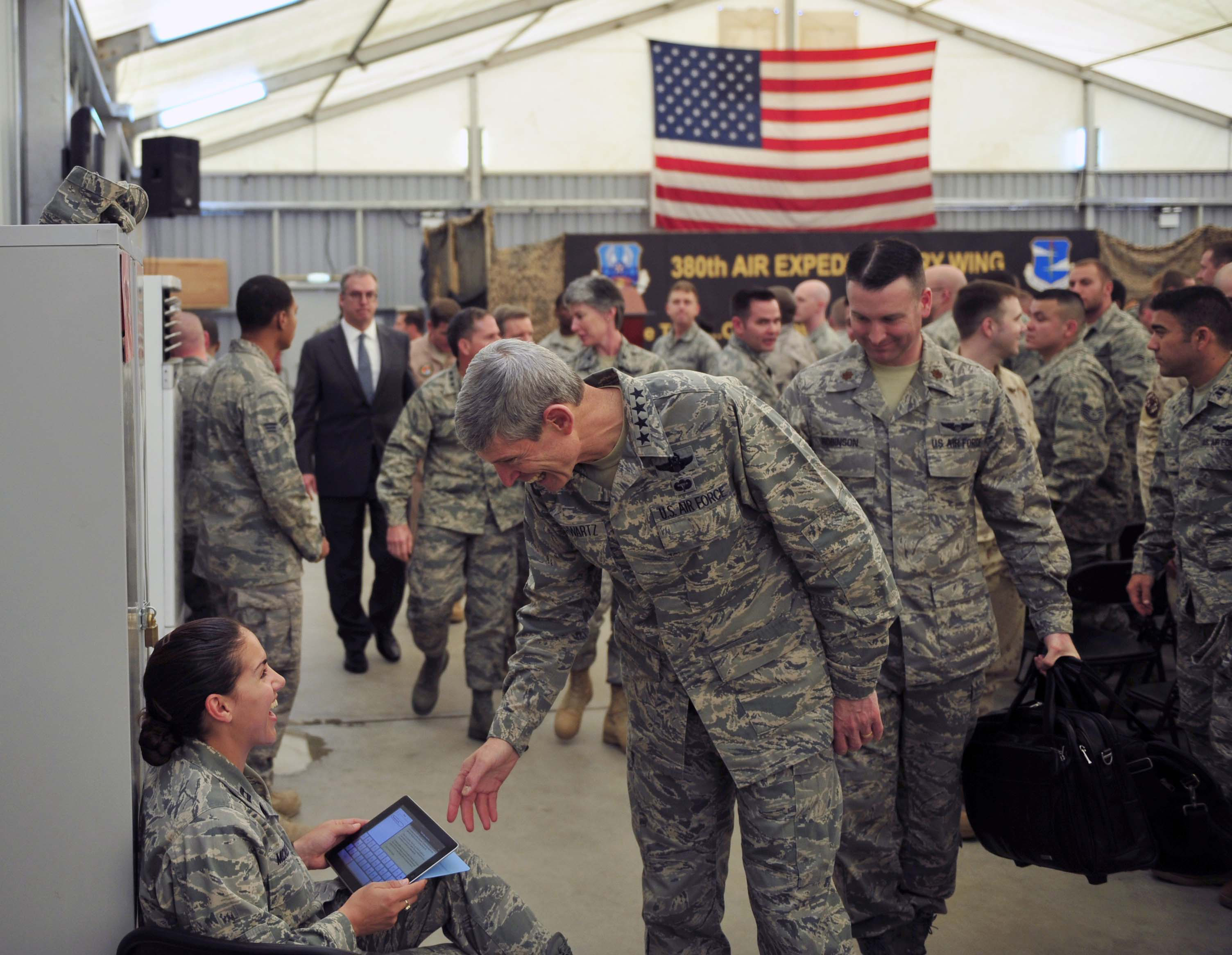 Gen. Schwartz visits 380th Air Expeditionary Wing