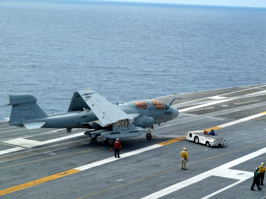 Electronic warfare officer instructs Navy pilots > United States Marine ...