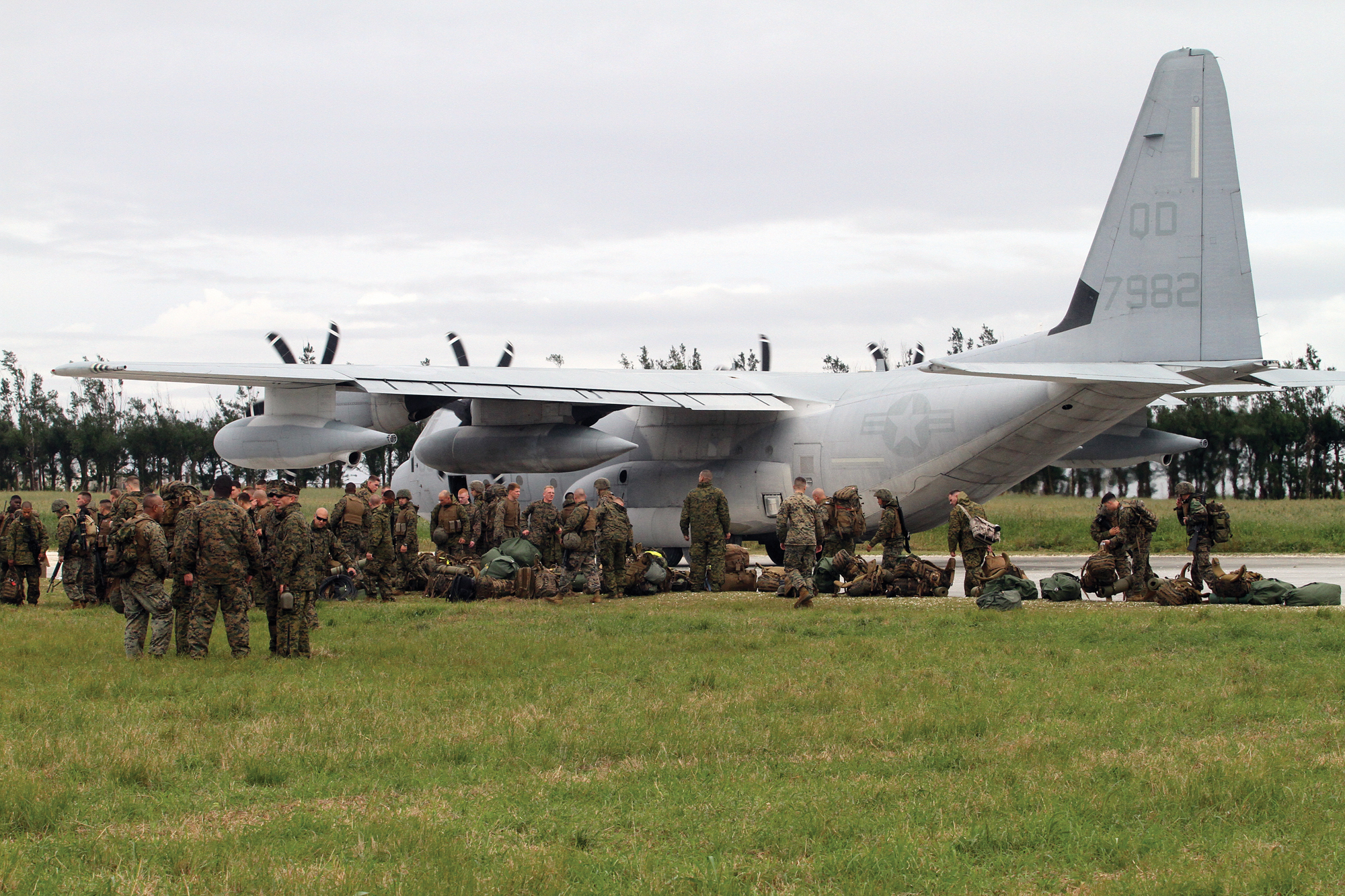 Marines land en masse on Ie Shima > Marine Corps Installations Pacific ...