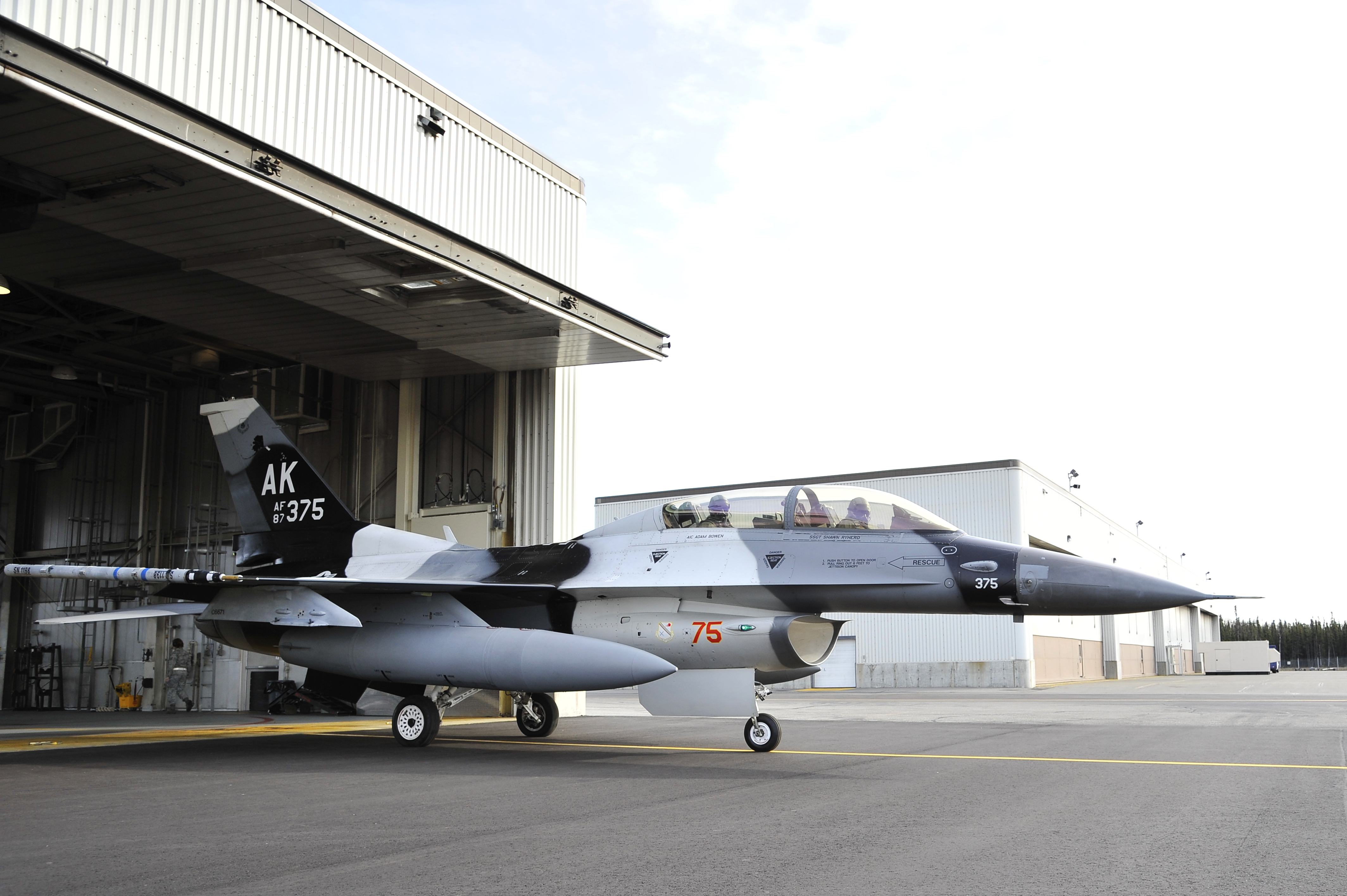 Honorary commander gets familiar with his new Squadron