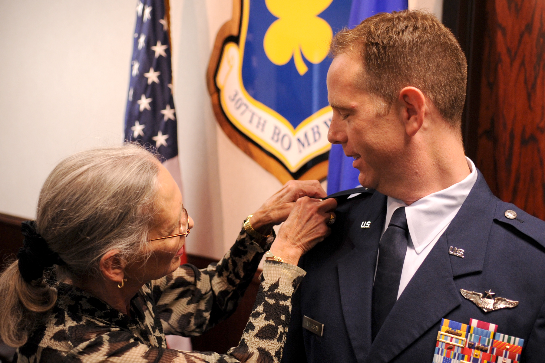 Anderson pins on Lt. Col. > 307th Bomb Wing > Article Display