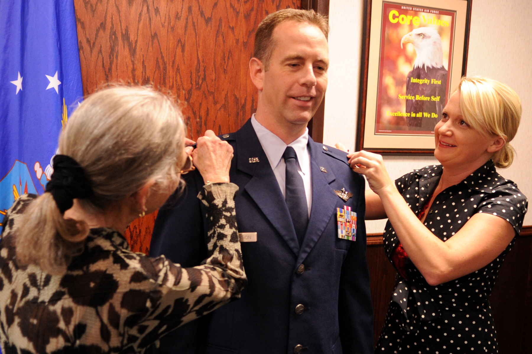 Anderson pins on Lt. Col. > 307th Bomb Wing > Article Display