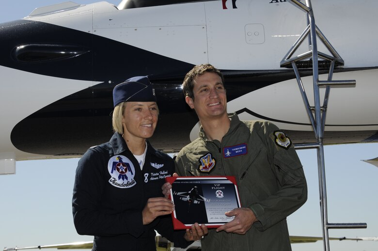 Local weatherman receives ride with Thunderbirds > 188th Wing > Article ...