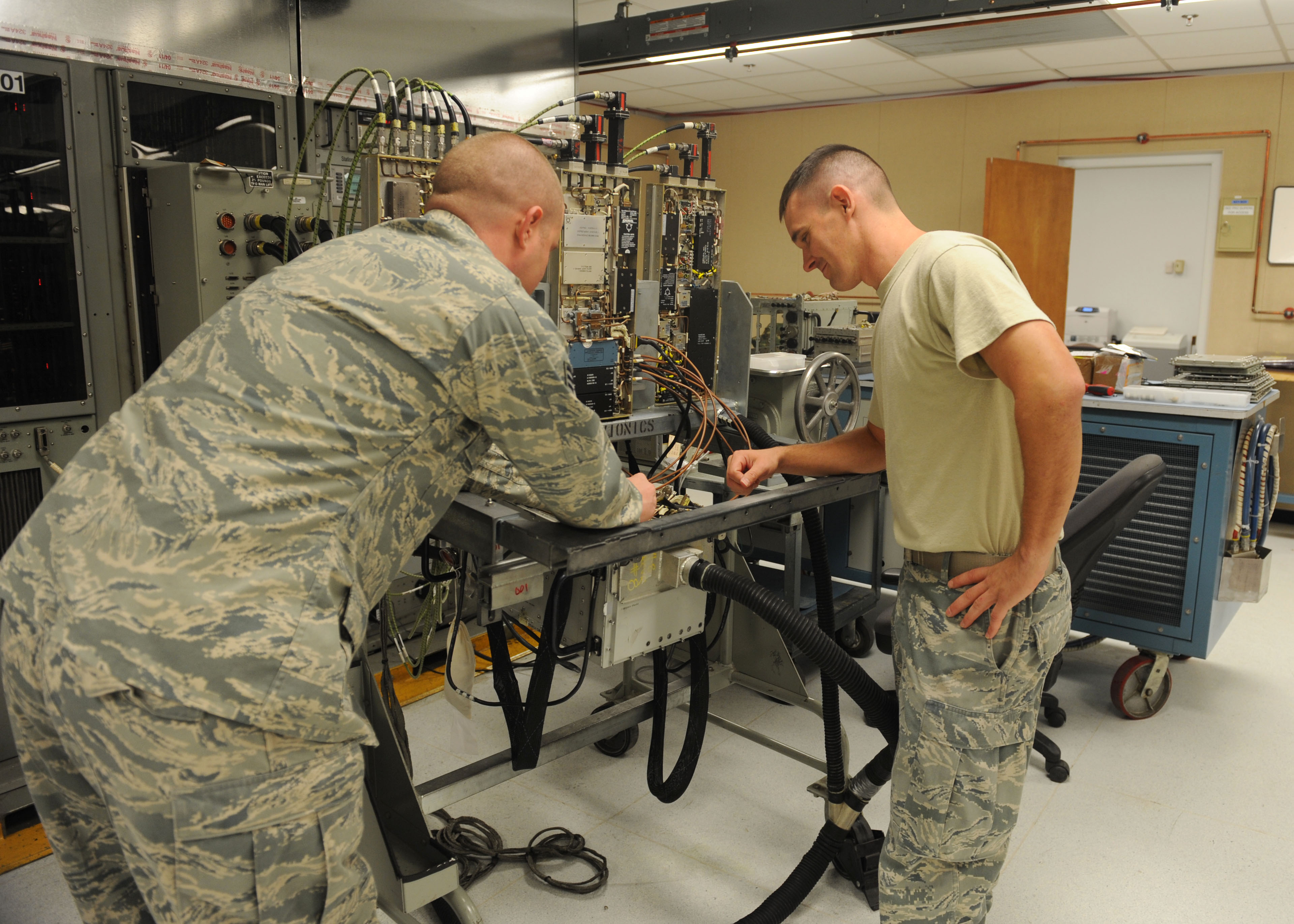 The avionics shop at work > Dyess Air Force Base > Article Display
