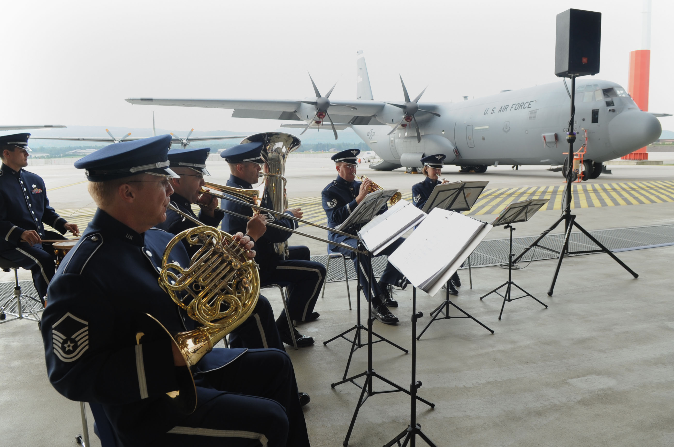 New leader takes command of 86 AW > Ramstein Air Base > Article Display