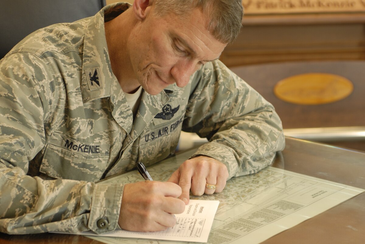 Wing commander shows his support for organization > Osan Air Base ...