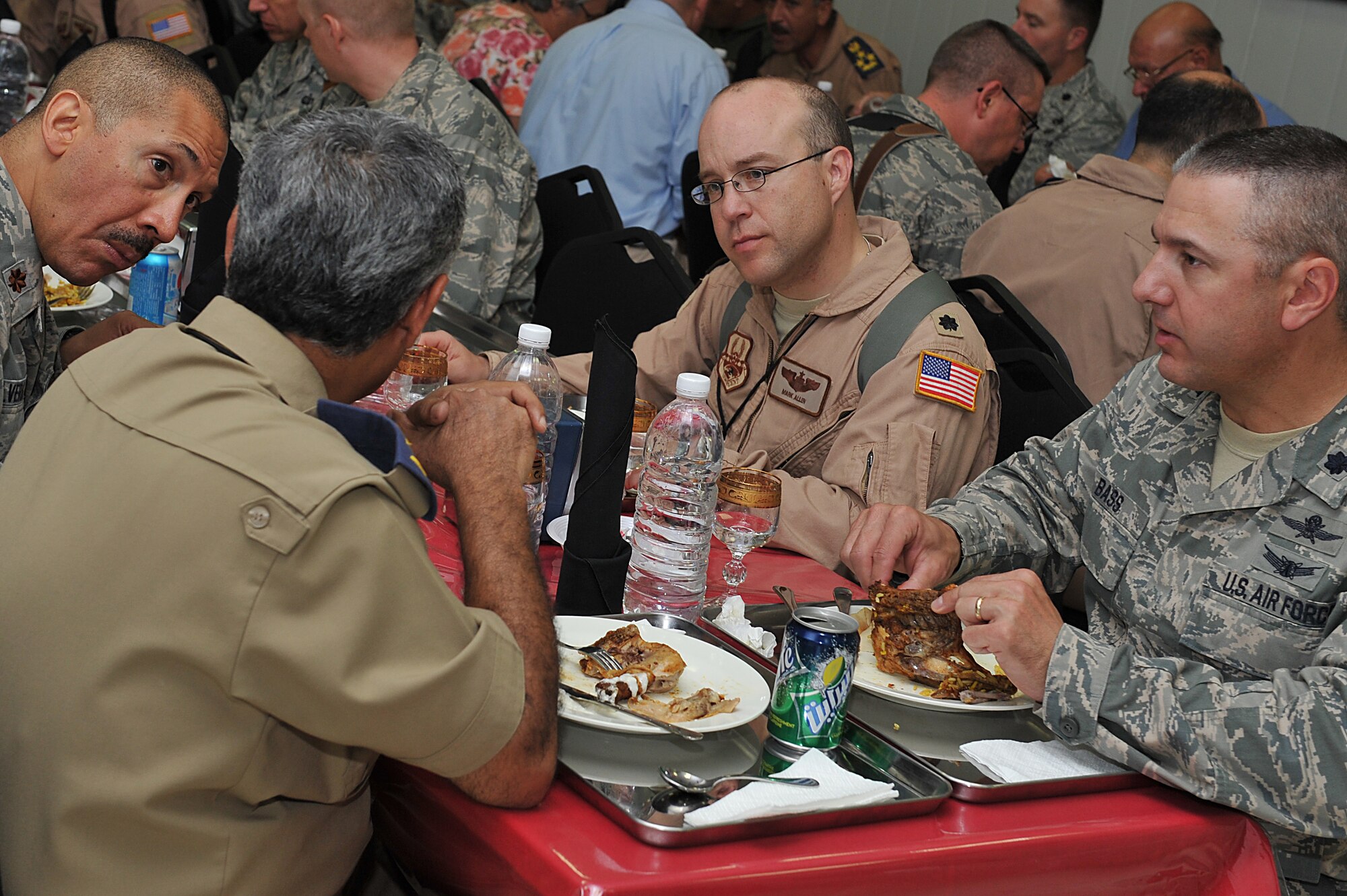 U.S. and Iraqi Airmen share food and fellowship > U.S. Air Forces ...