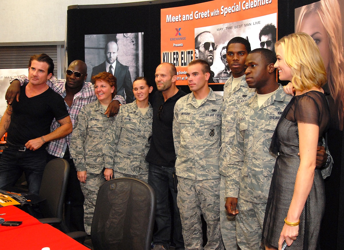 Movie actors introduce free premiere of new movie at Edwards > Edwards ...