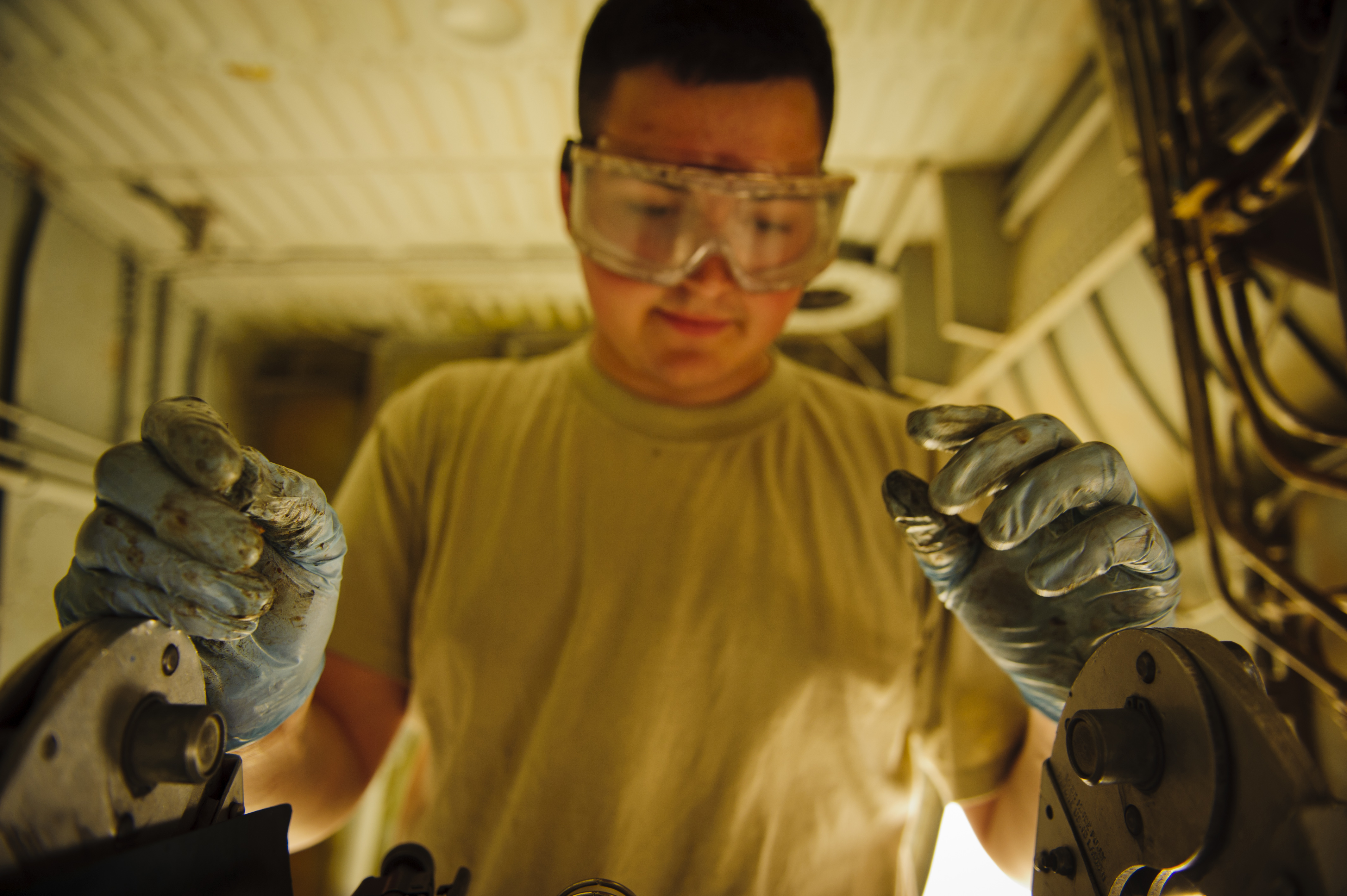 One dirty task: Hydraulics Airmen learn through on-the-job training > U ...