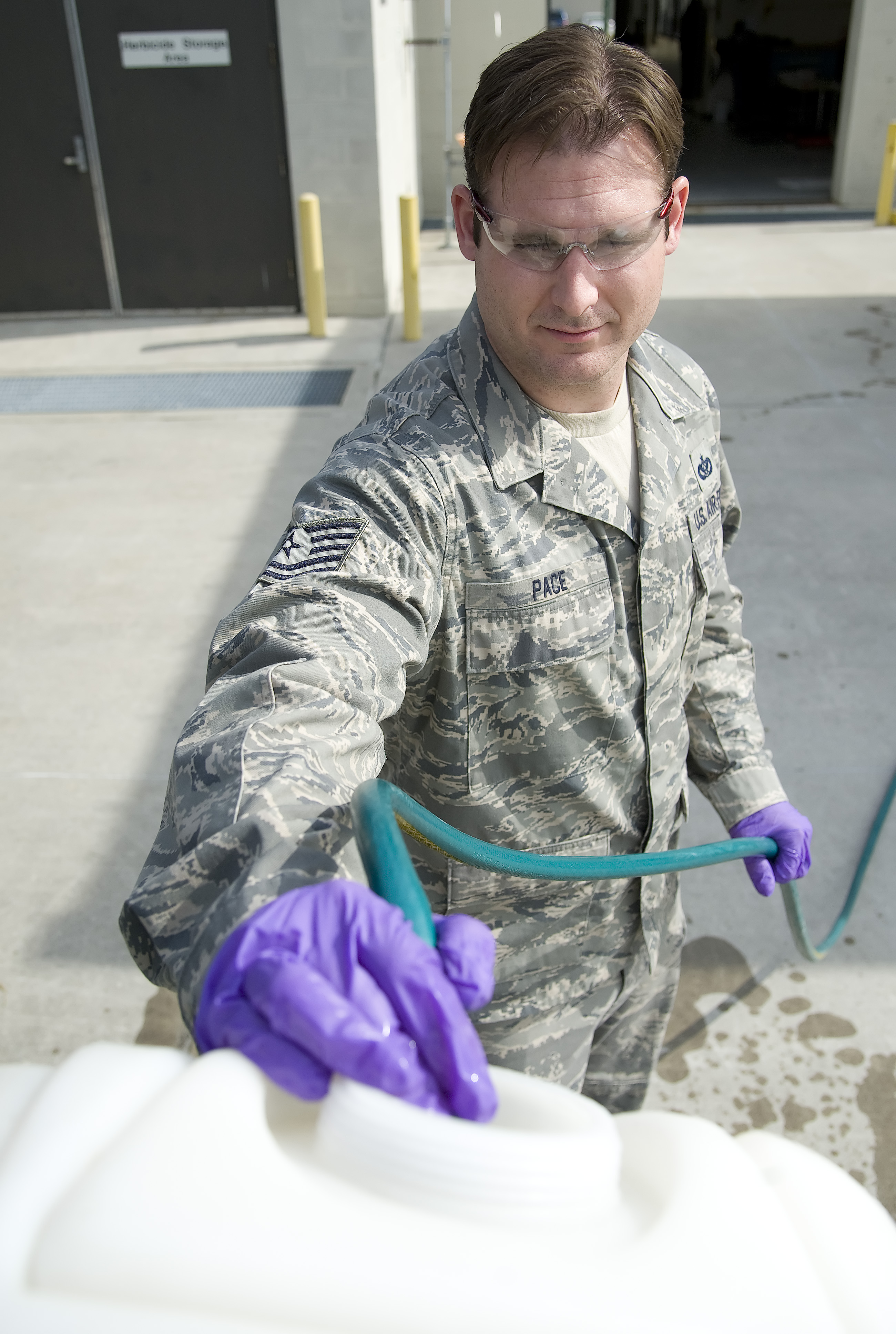 Photo story: pest management > Dover Air Force Base > Display