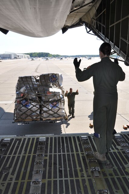 Air Force Reserve C-5 crew supports Navy's Project Handclasp > Marine ...