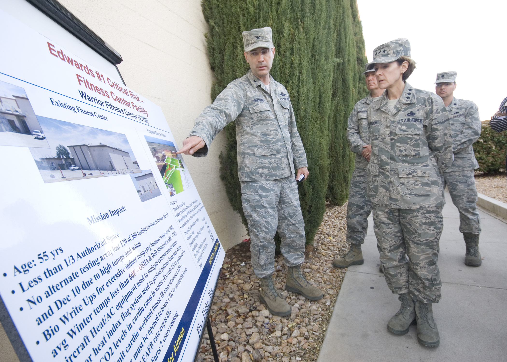 Fedder visits Edwards, checks out Edwards facilities > Edwards Air ...
