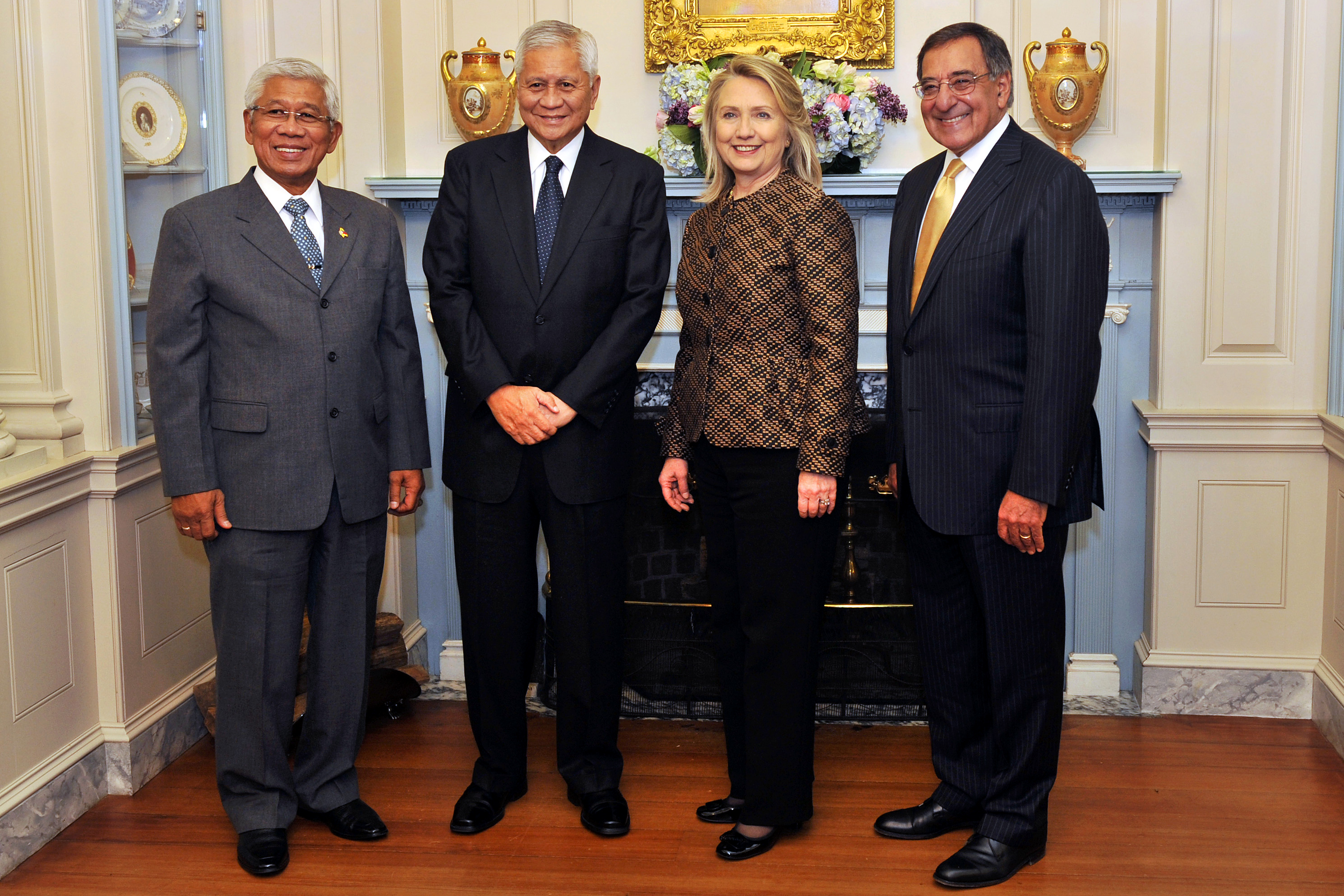 U.S. Defense Secretary Leon E. Panetta, far right, U.S. Secretary of ...