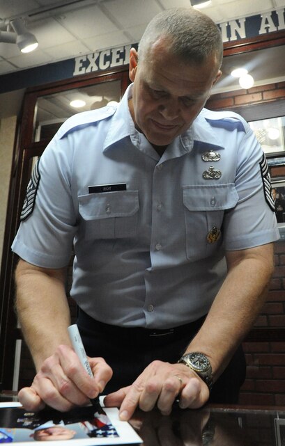 CMSAF James Roy visits Scott AFB > United States Marine Corps Flagship ...