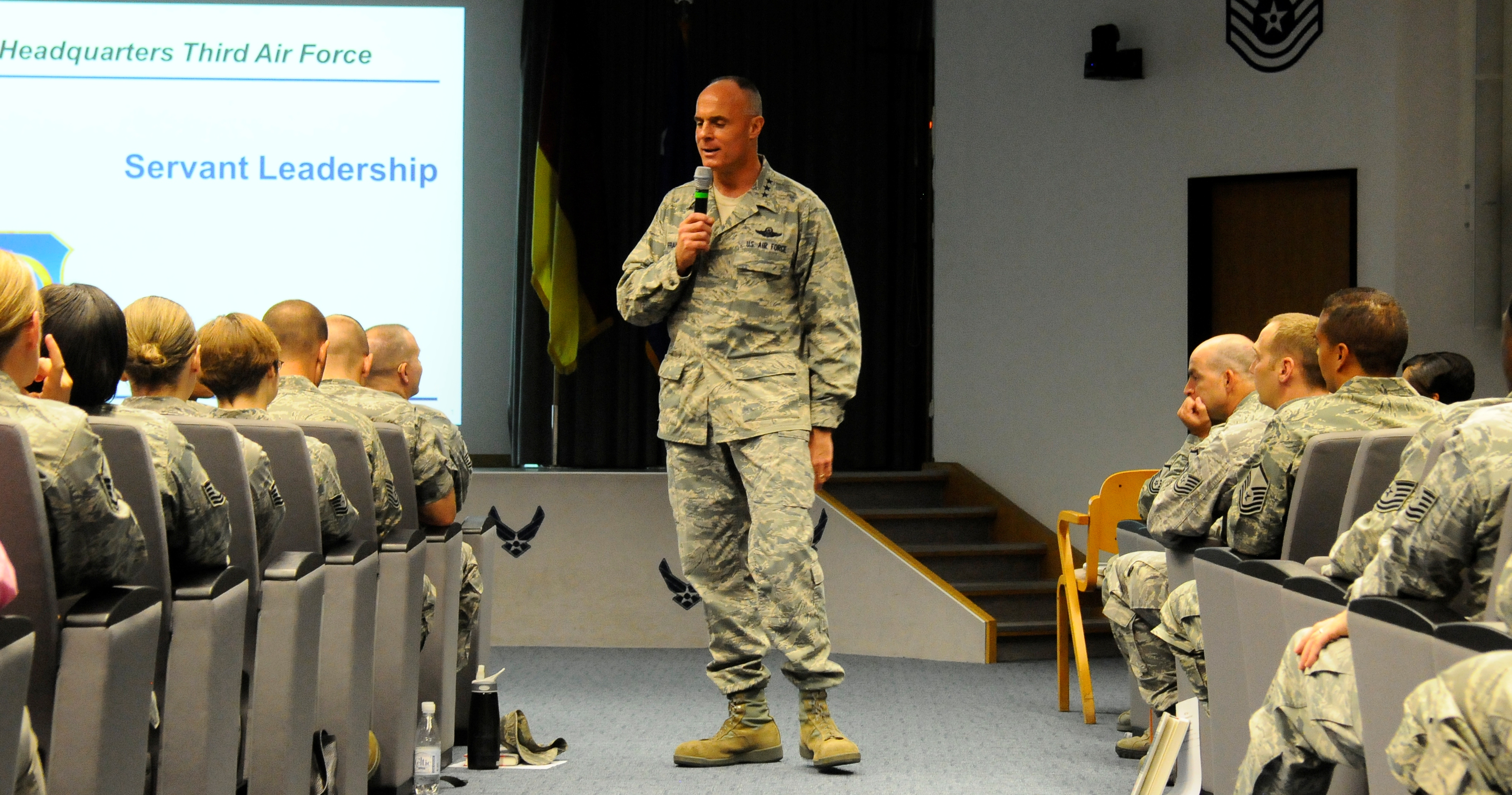 Total force seminar builds 'bold leadership' > Air Force > Article Display