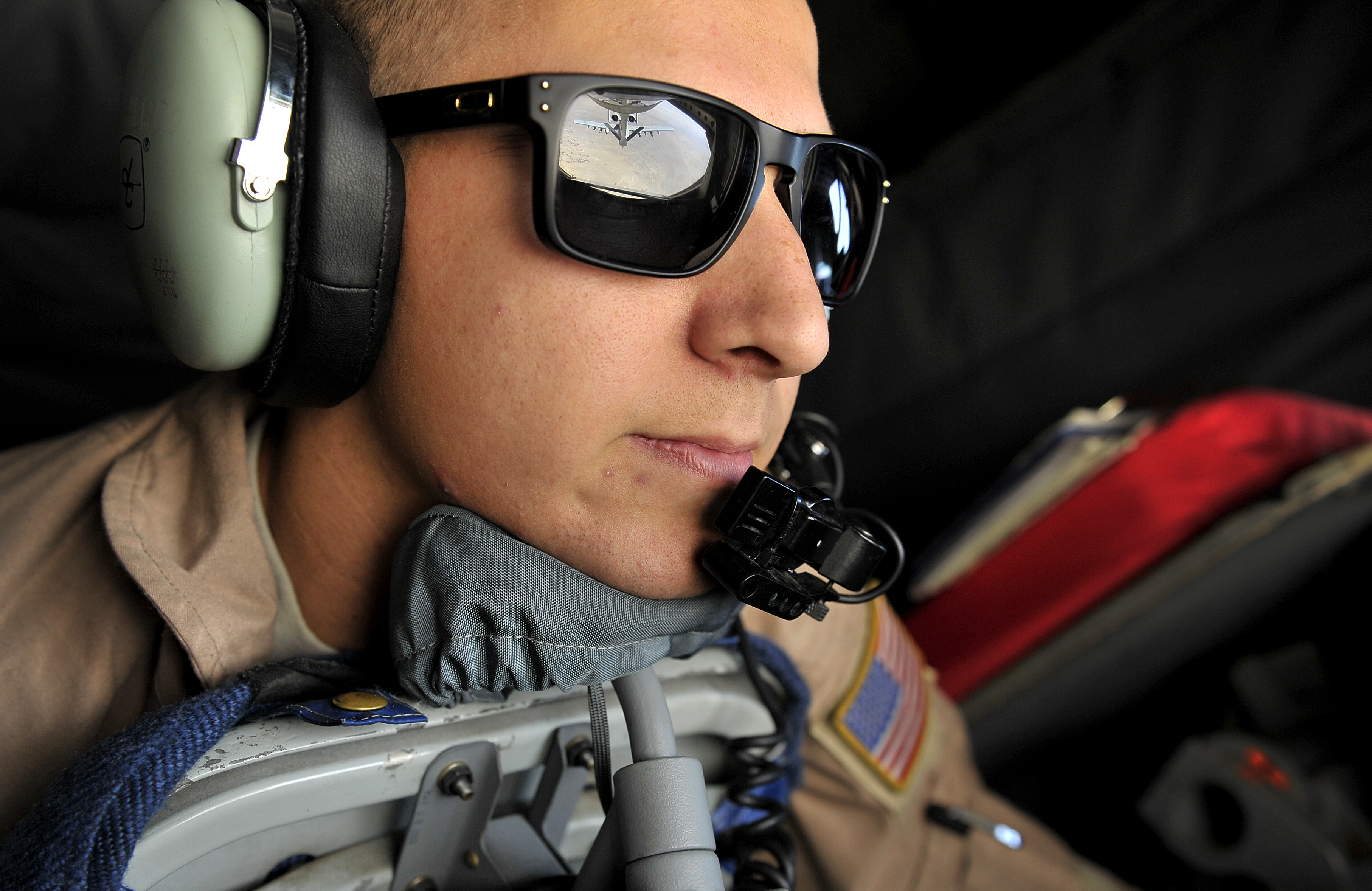 Air Force tanker crew assists stricken jet fighter > Air Mobility ...