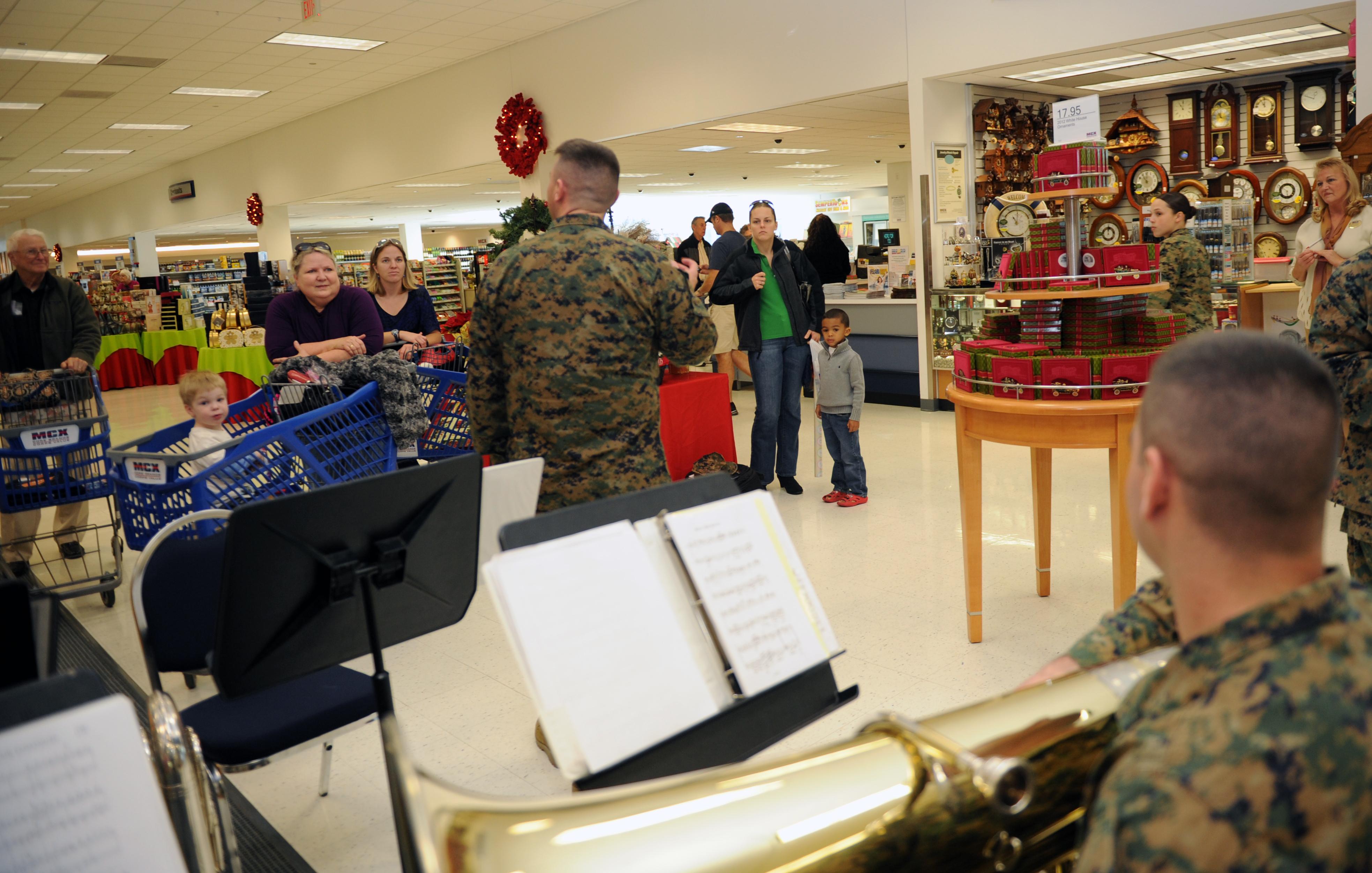 Band brings cheer caroling > Marine Corps Base Quantico > News