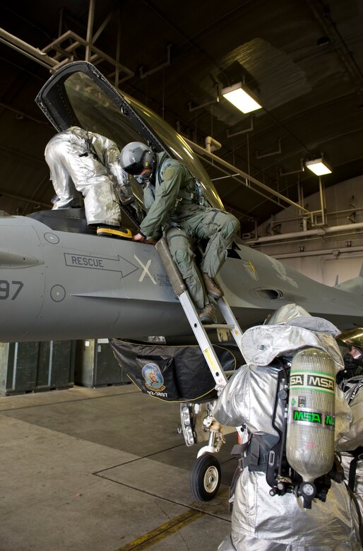 Firefighters perform pilot egress during ORE > Misawa Air Base ...