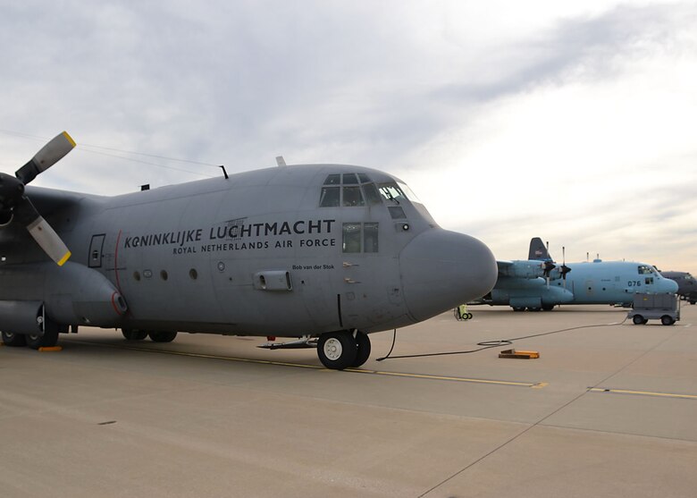 Japanese aircrew learn advanced airlift tactics in Missouri > U.S. Air ...