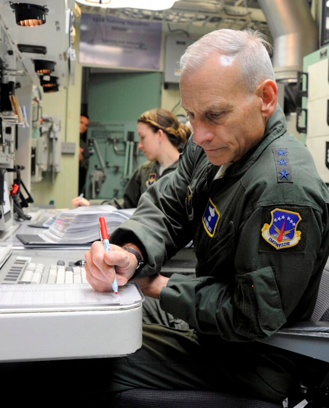 Lt. Gen. Kowalski visits Vandenberg