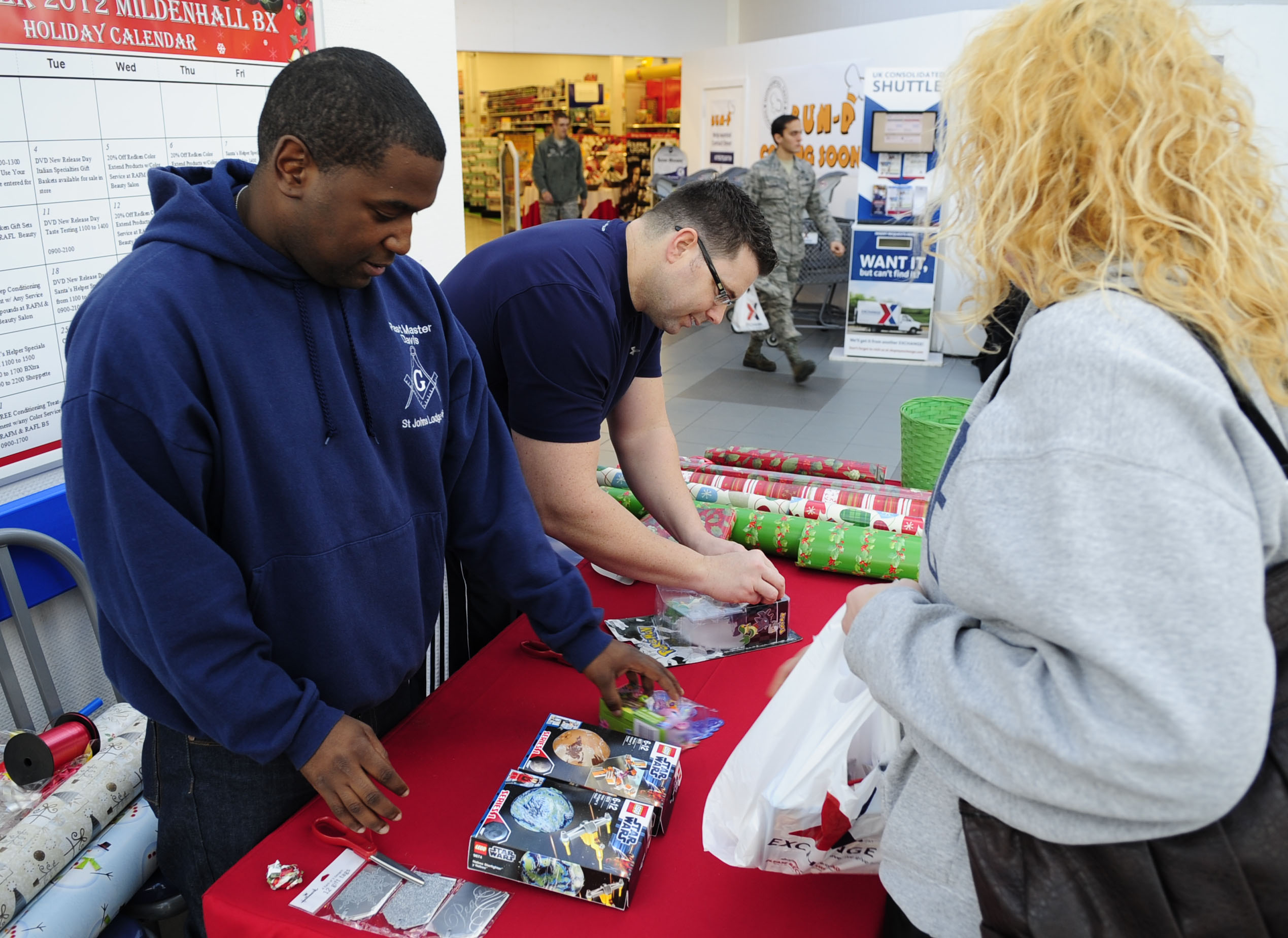 Team Mildenhall wraps up a little cheer > Royal Air Force Mildenhall ...