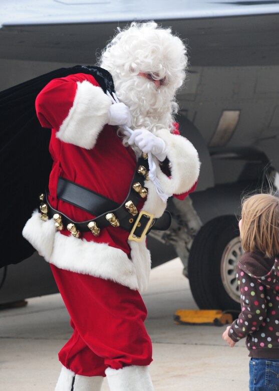 Santa arrives by F-16 > 388th Fighter Wing > Article Display
