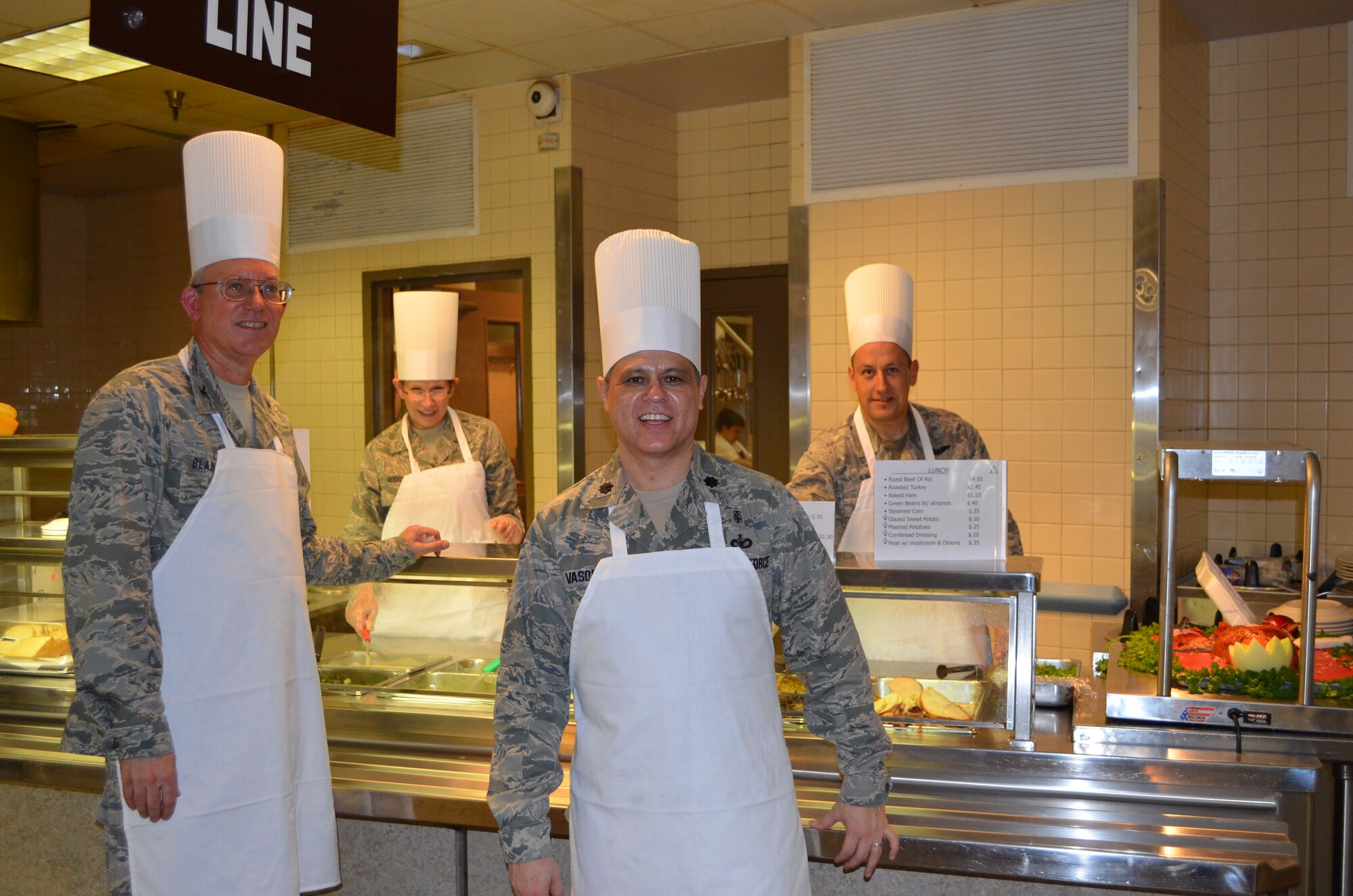 433rd AW Leadership serves up lunch > 433rd Airlift Wing > Article Display