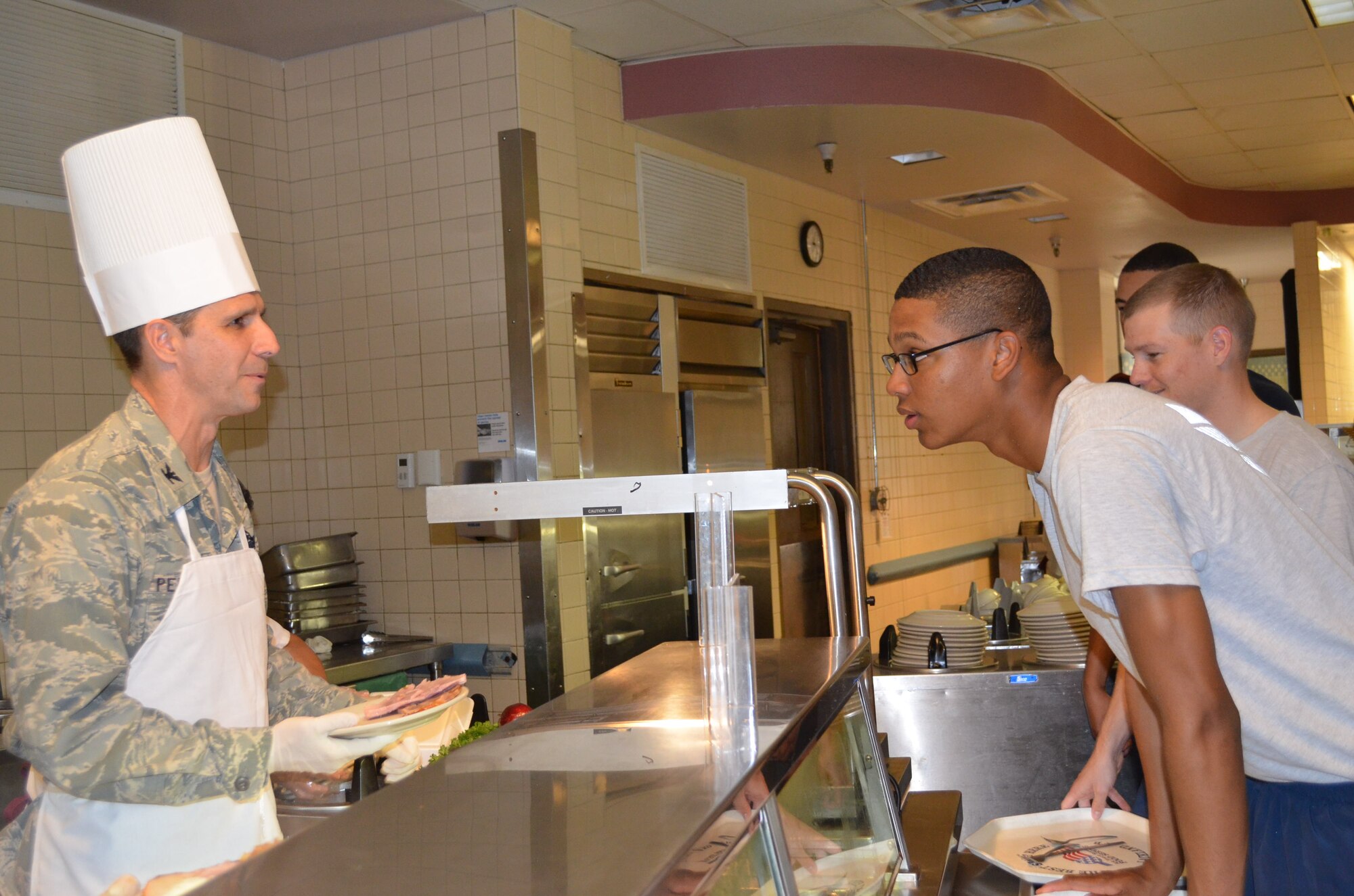 433rd AW Leadership serves up lunch > 433rd Airlift Wing > Article Display