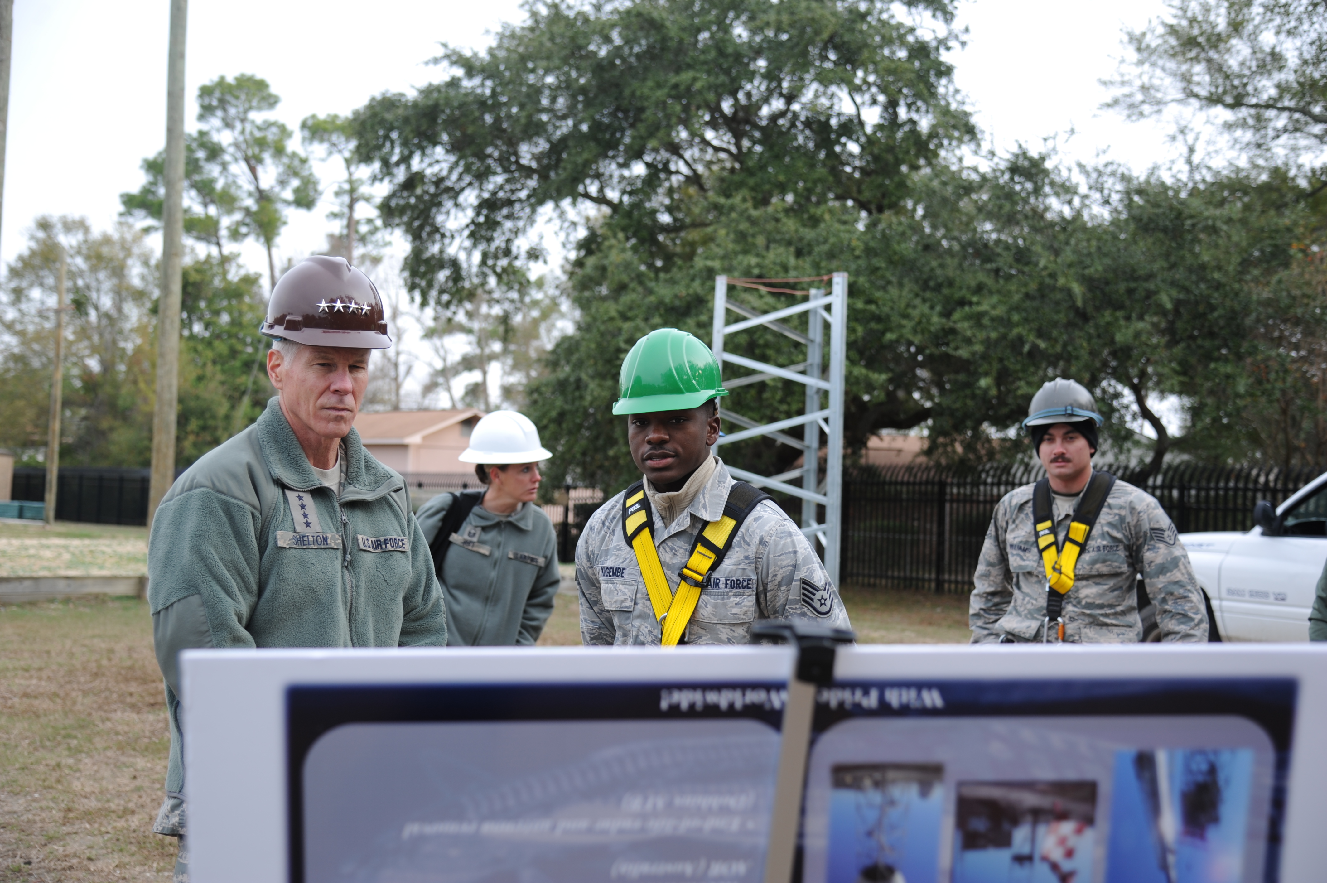 General Shelton tours the 85th EIS > Keesler Air Force Base > Article ...