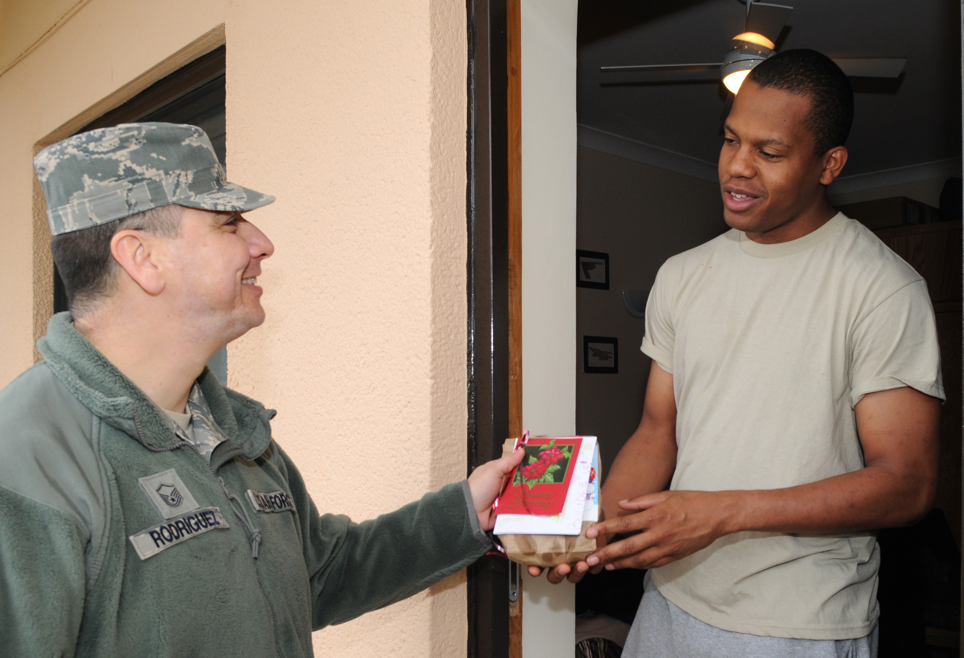 Team Mildenhall brings joy to dorm dwellers > Royal Air Force ...