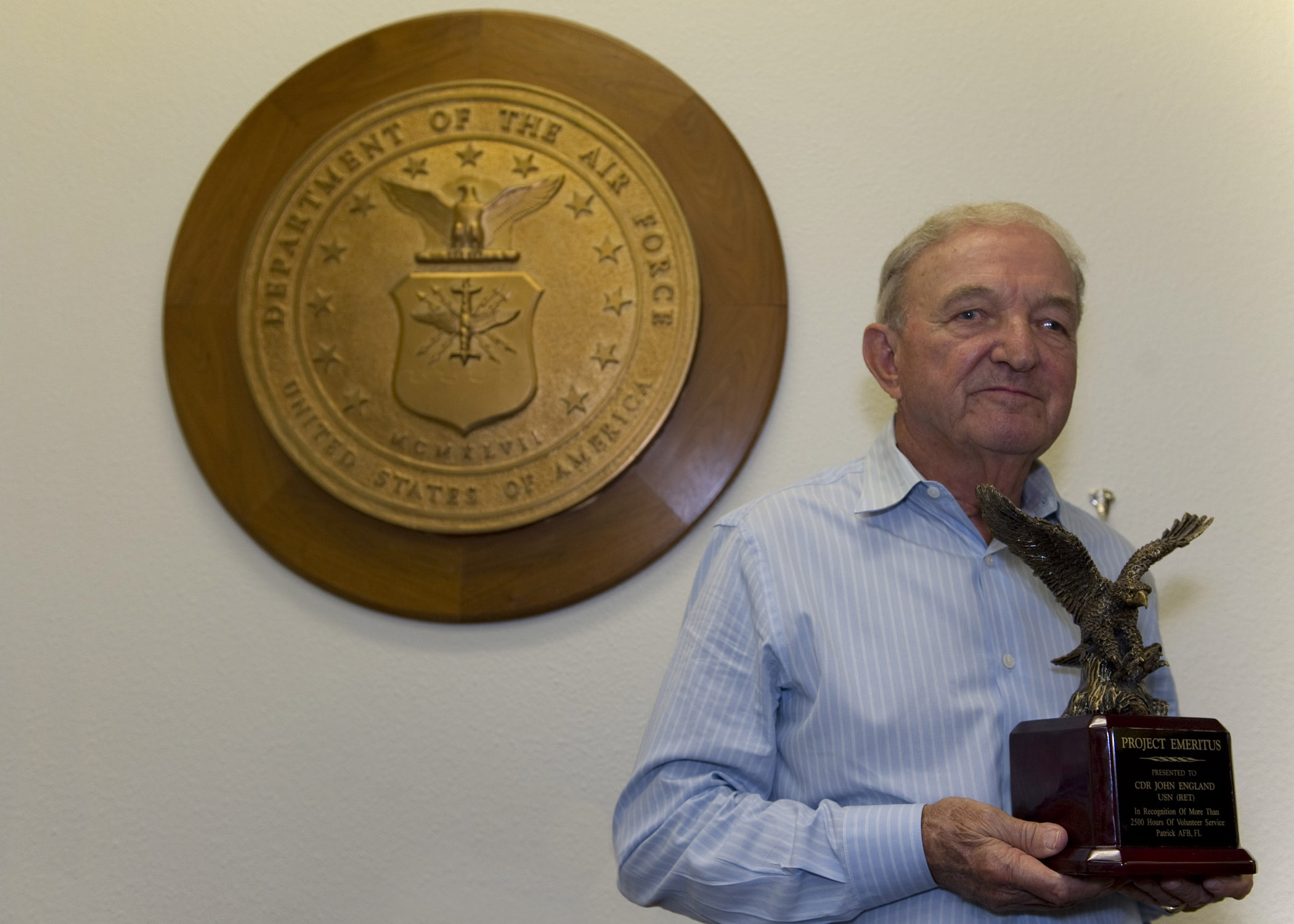 Volunteer qualifies for Project Emeritus 2,500 Hour Eagle Award > Space ...