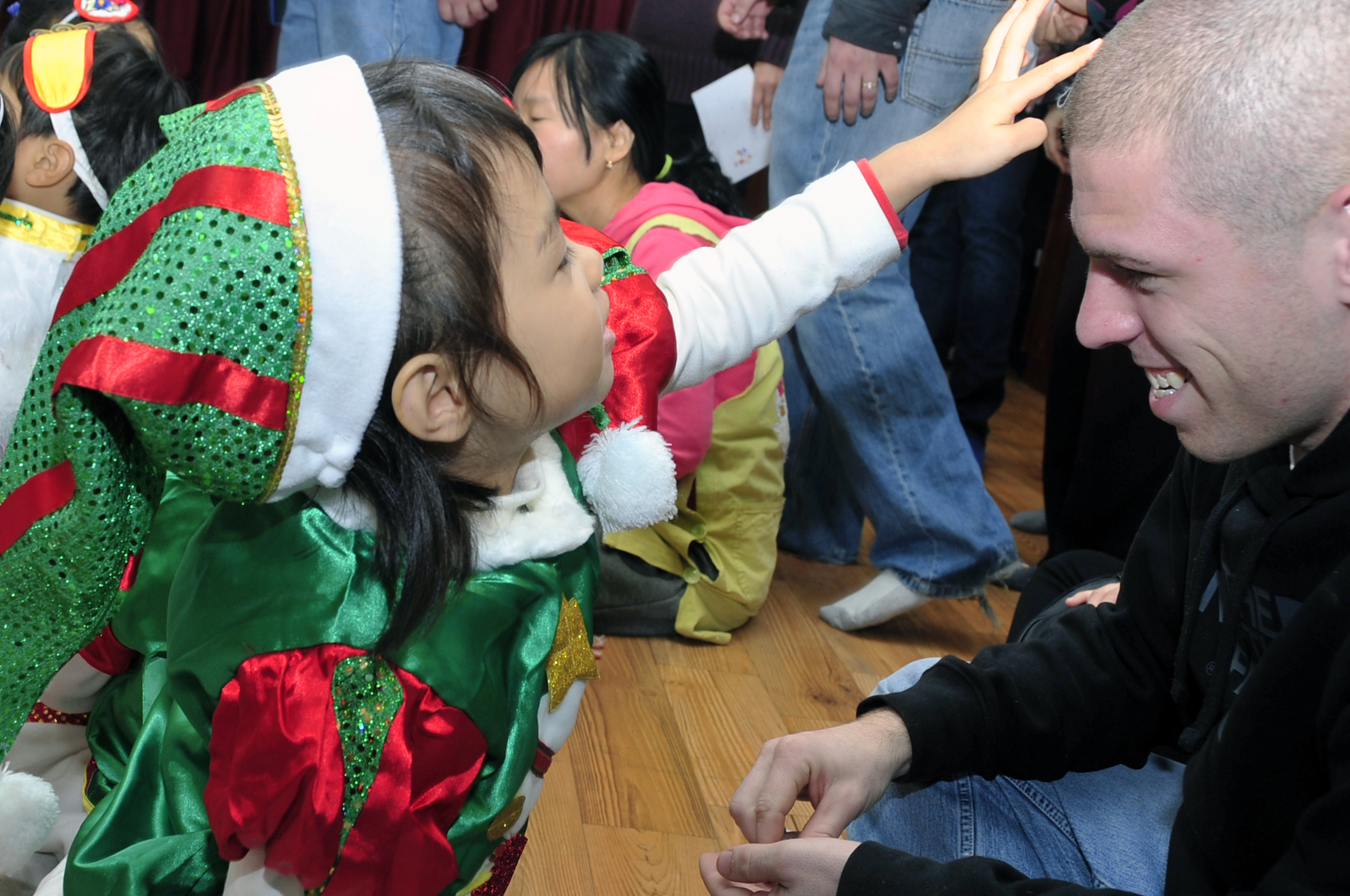Osan community brightens holidays for Korean orphans > Osan Air Base ...