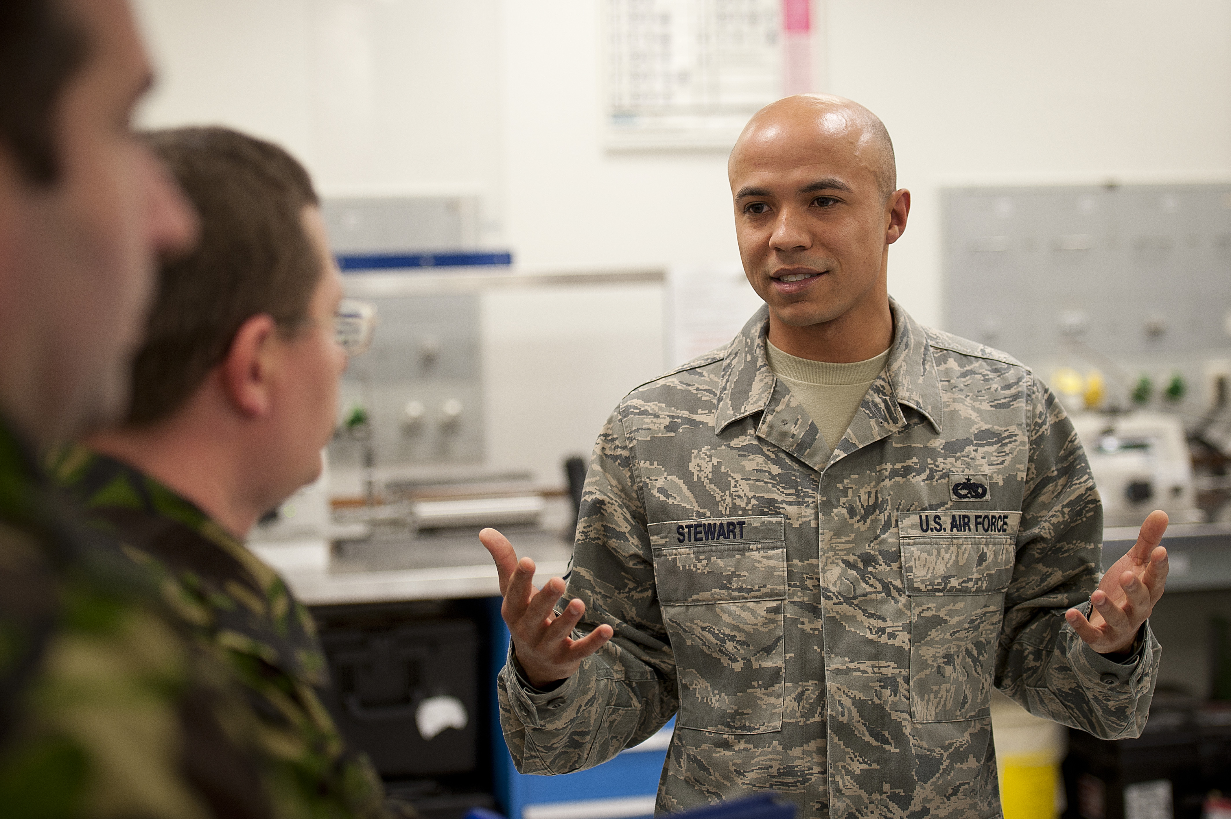 Romanian maintenance personnel visit Ramstein > Ramstein Air Base ...