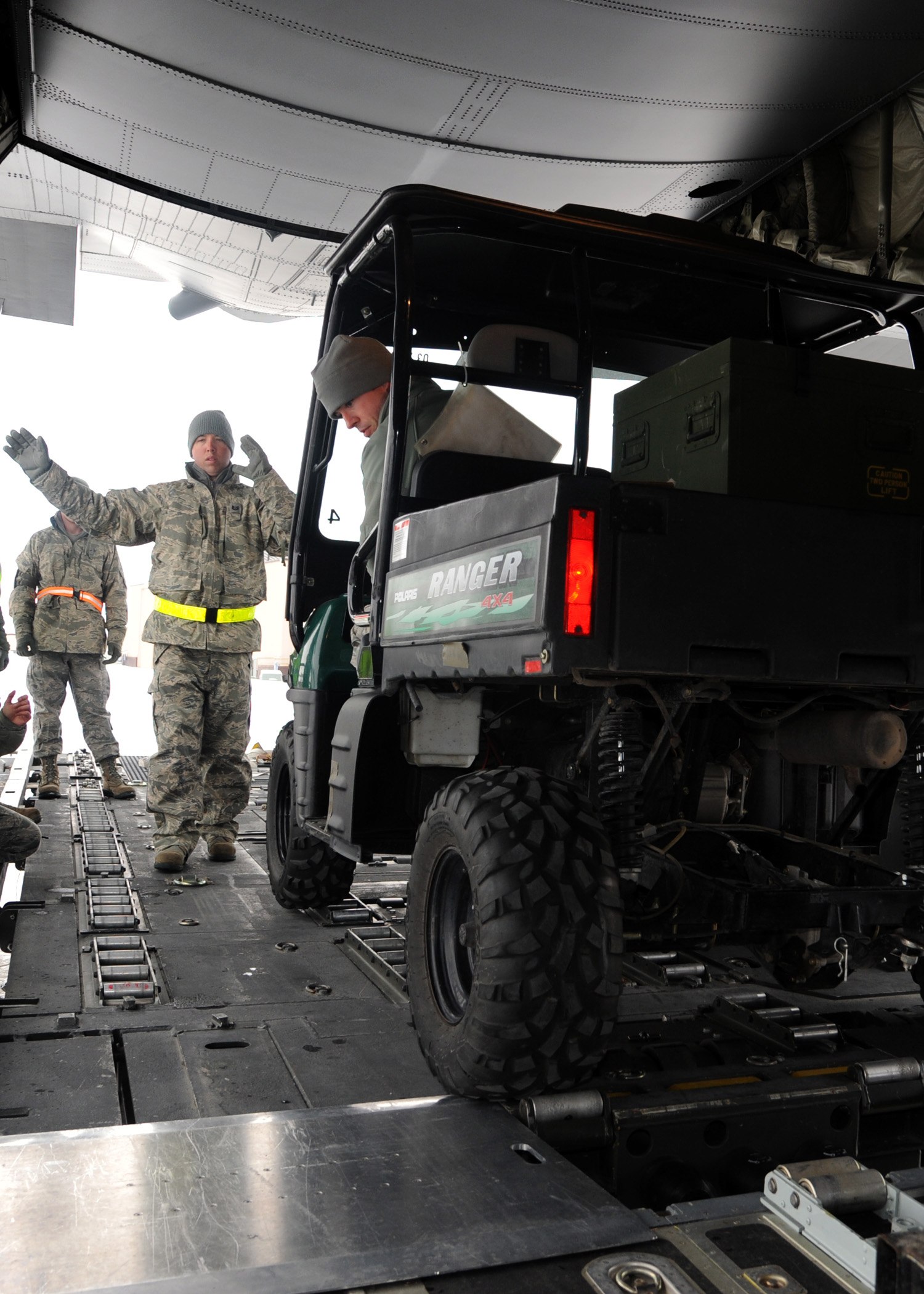 Grand Forks Airmen put visiting aircraft to work for training > Grand ...