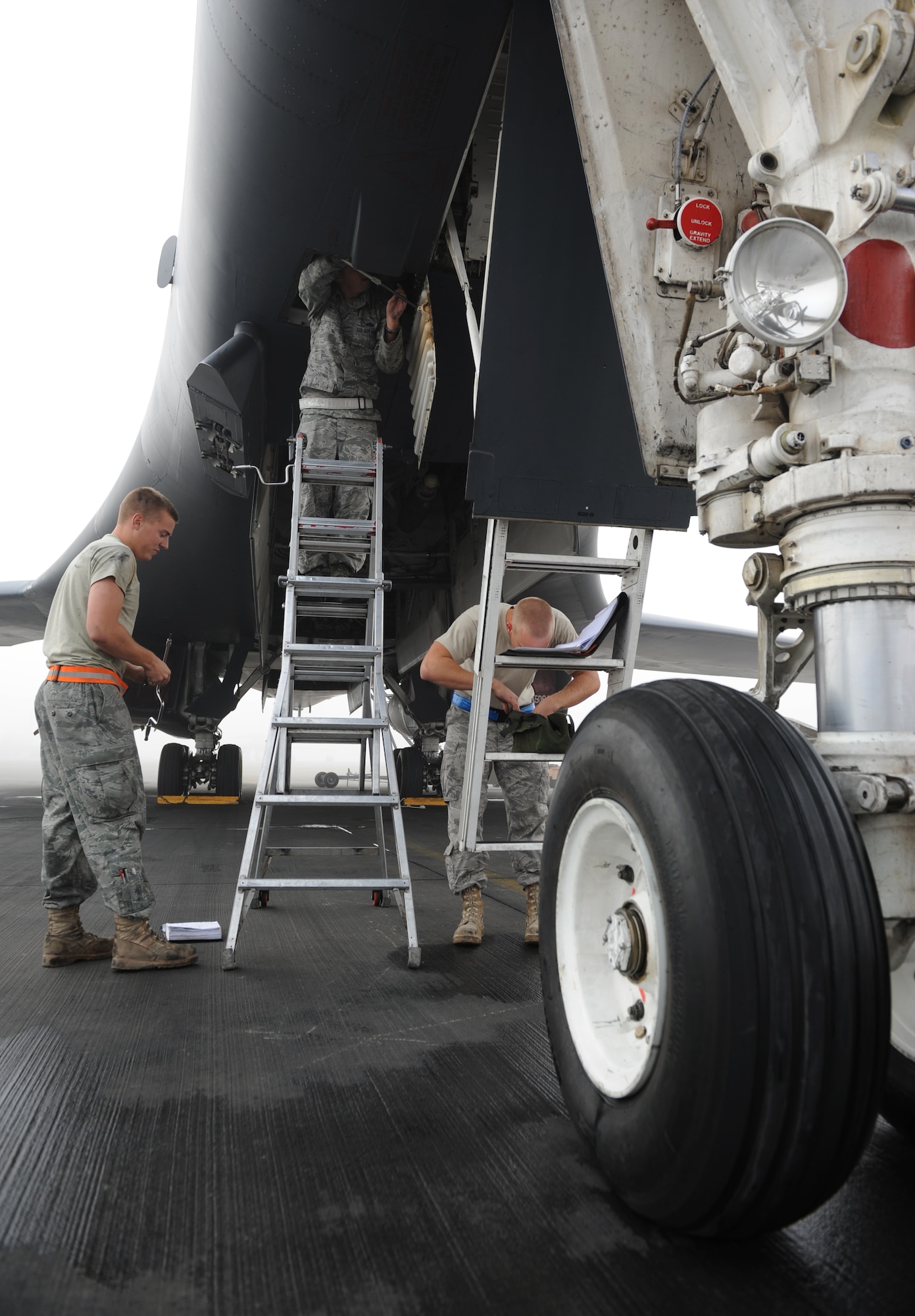 Maintainers repair bomber, enable mission > U.S. Air Forces Central > News