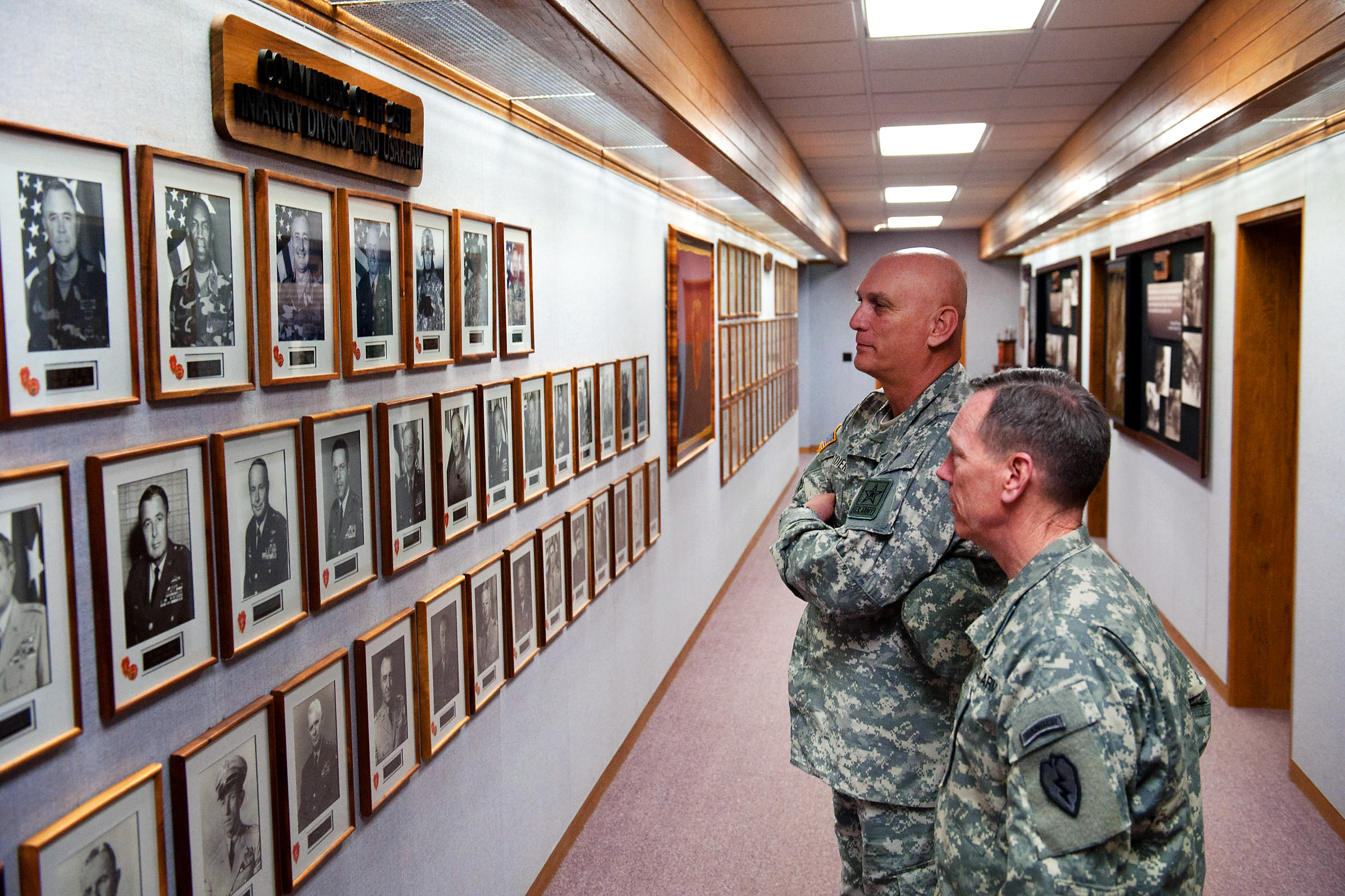 Army Chief of Staff Gen. Raymond T. Odierno, left, and Army Maj. Gen ...