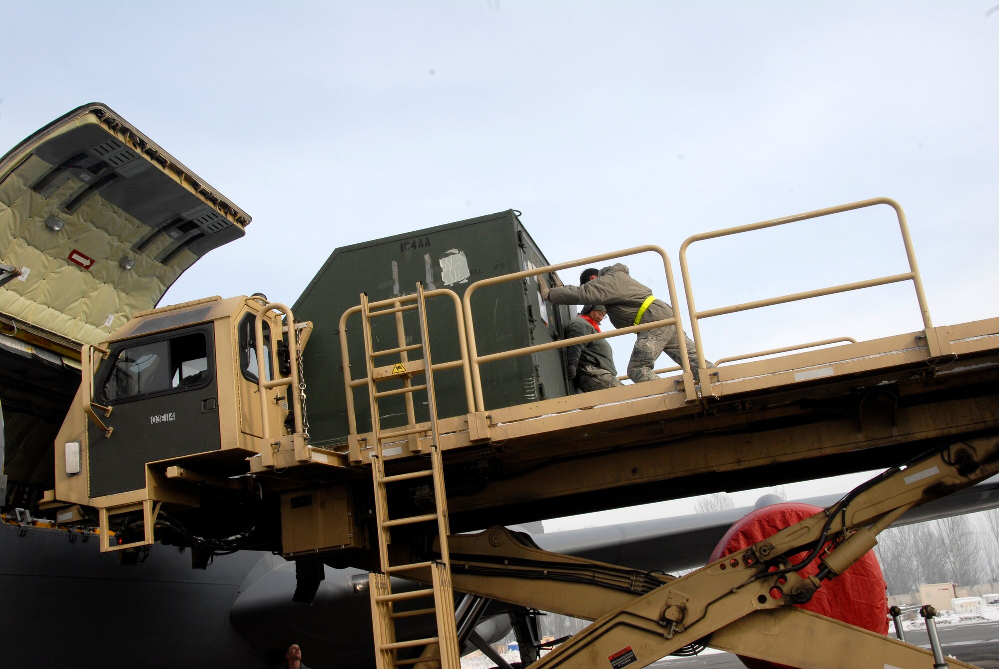U.S. and Kyrgyz share cargo best practices > U.S. Air Forces Central > News