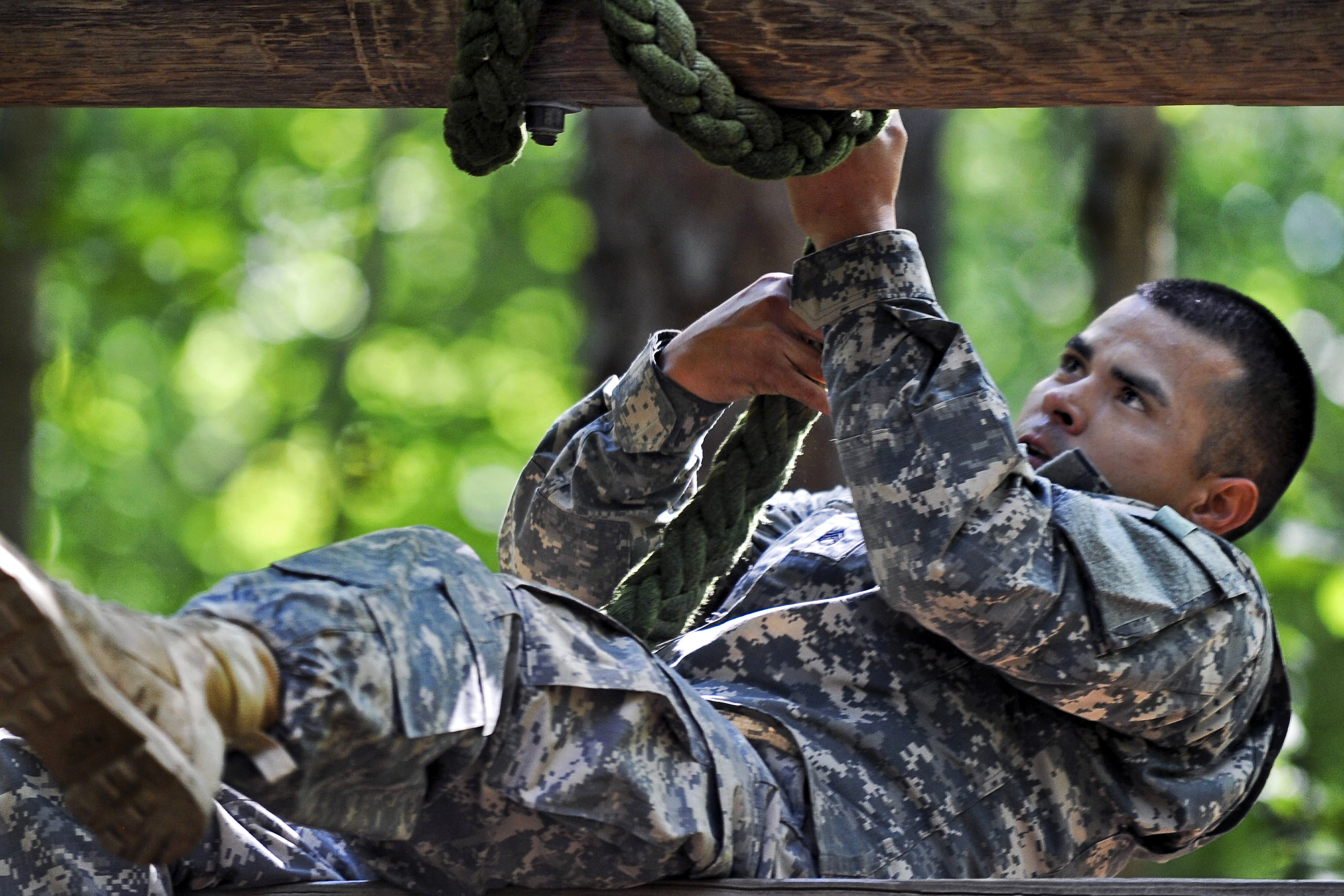 Army Staff Sgt. Victor Marquez-Rodriguez Sr. pulls himself up a wall ...
