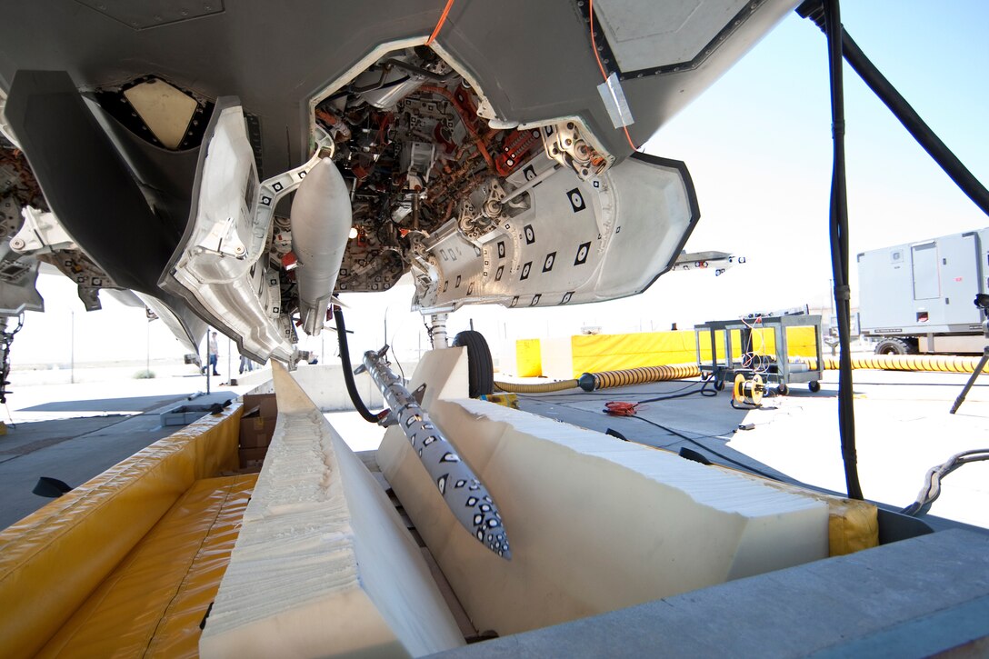 F-35 pit testing AMRAAM