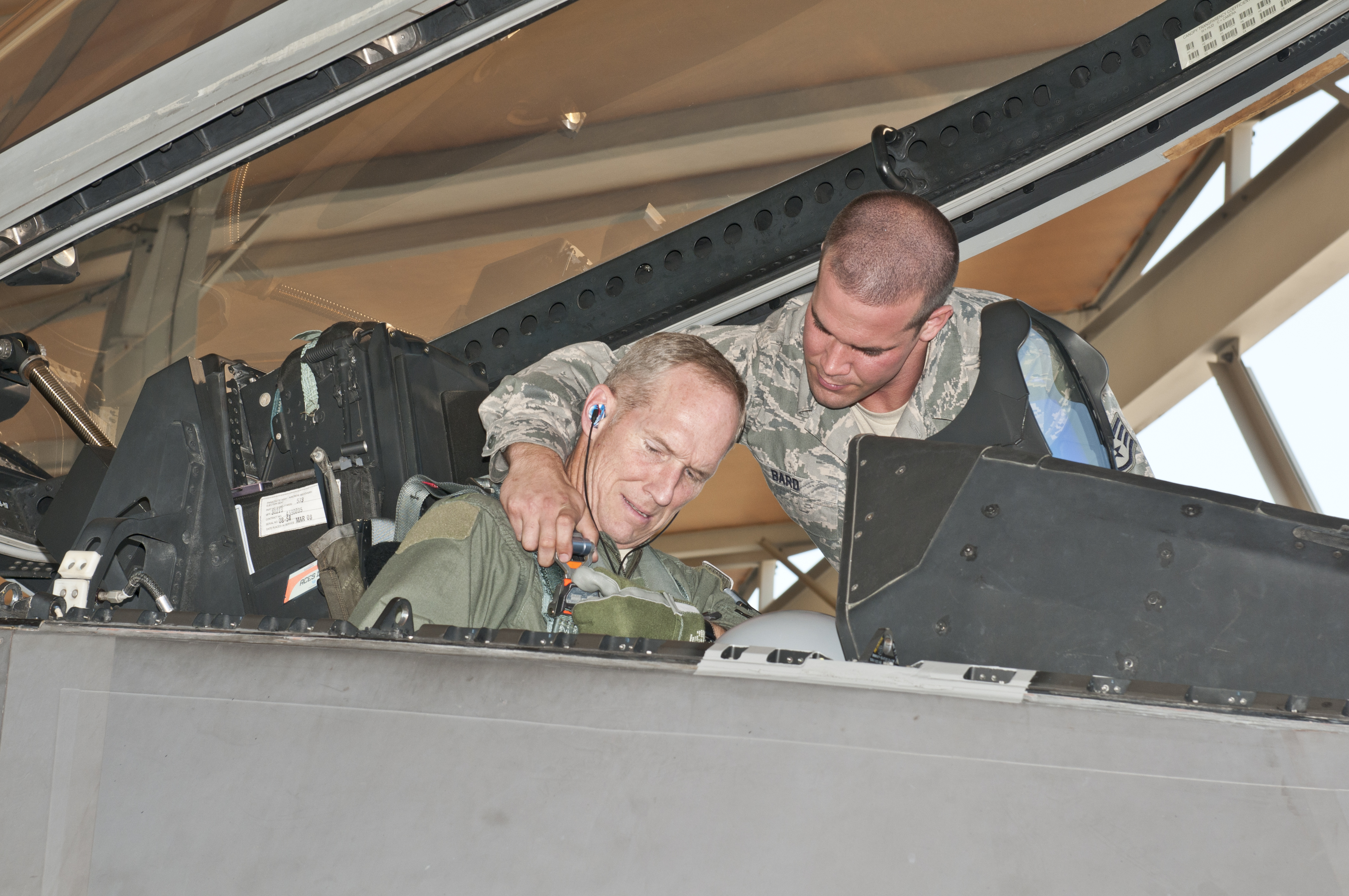 Commander qualifies in the F-22, confident in Raptor > United States ...