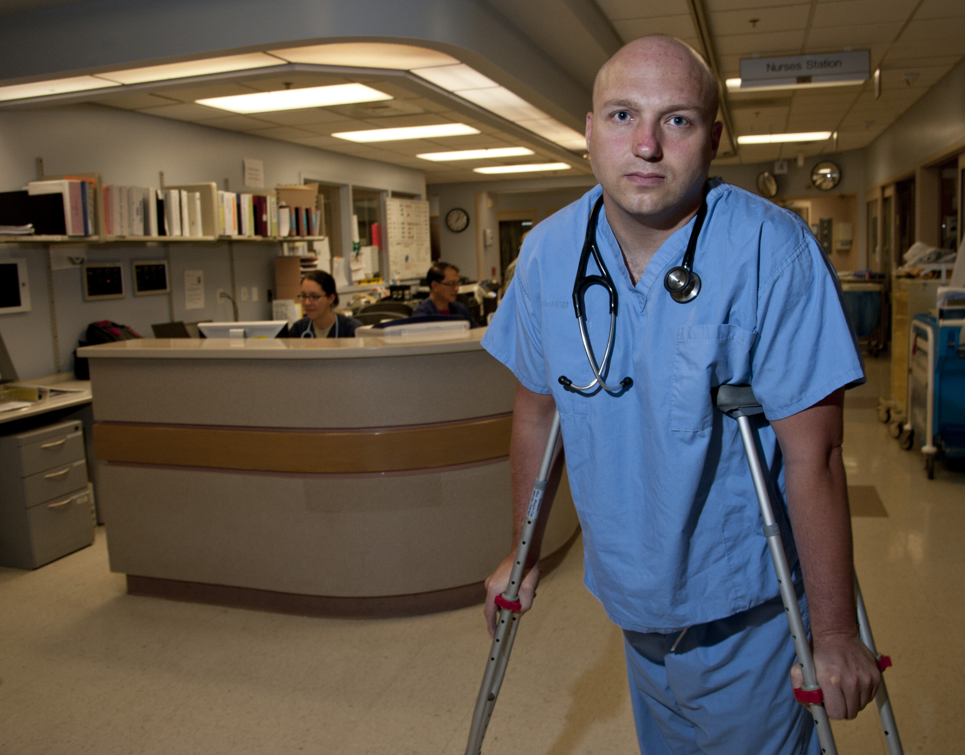 Doctor provides life-saving medical care despite broken leg > Air Force ...