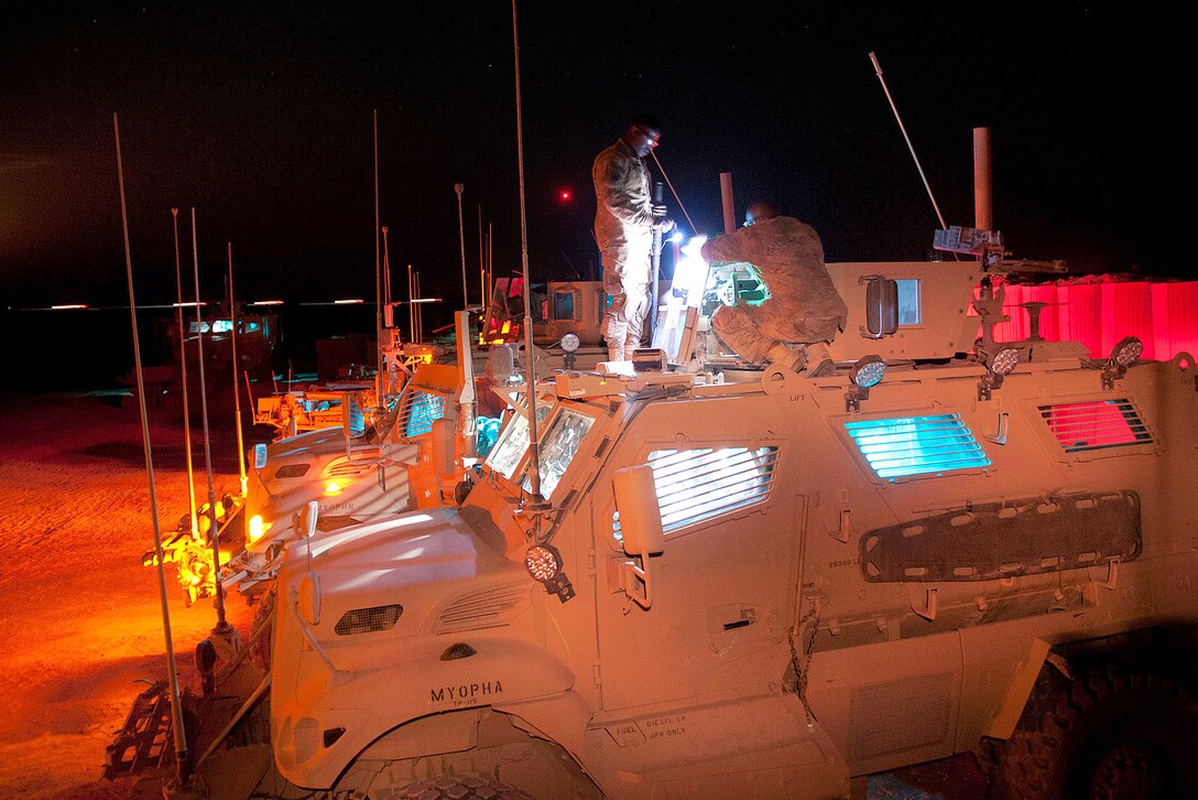 U.S. paratroopers mount an M2 .50-caliber machine gun on a mine ...