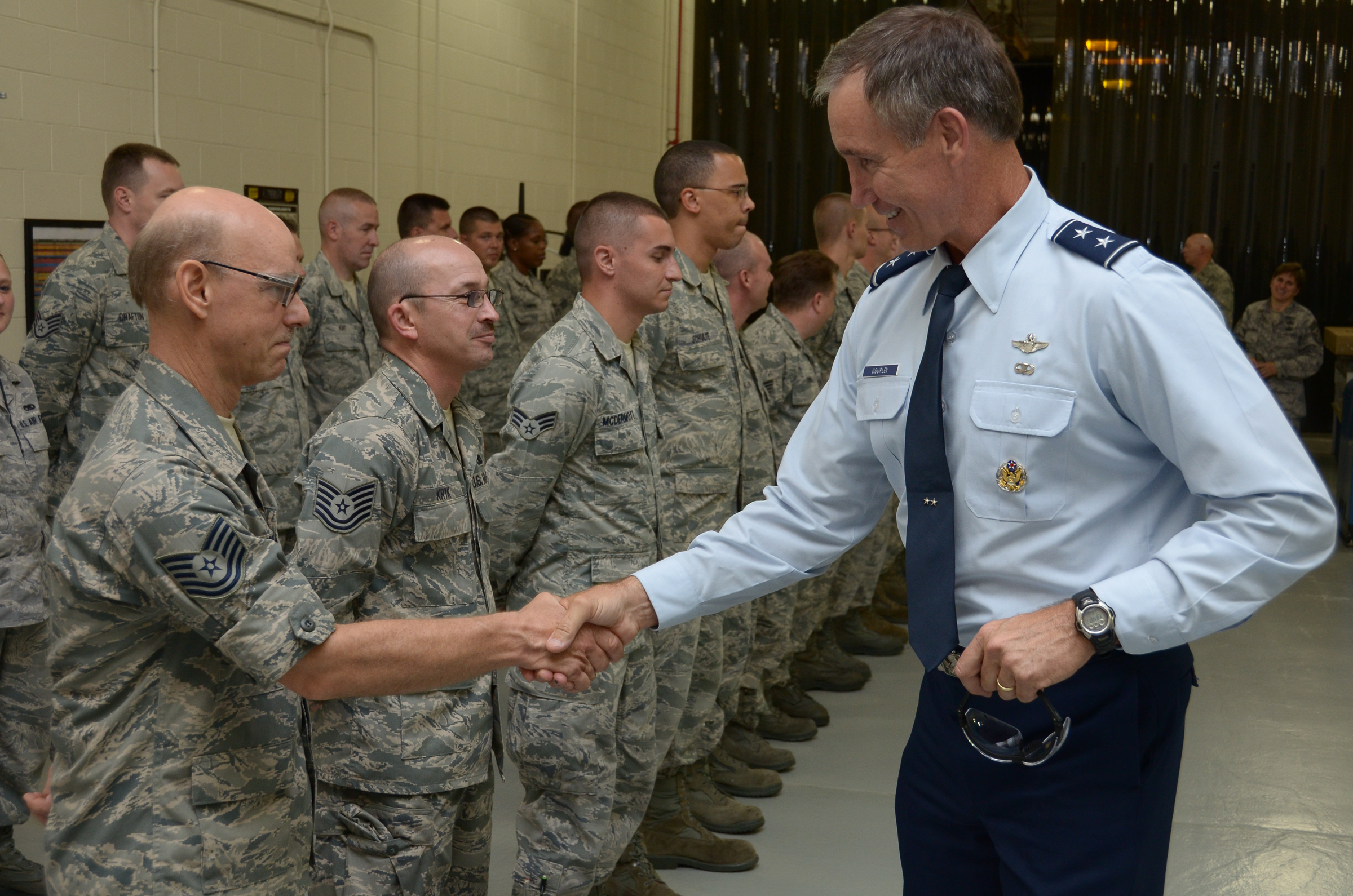 AFRC vice commander visits 445th Airlift Wing > Air Force Reserve ...