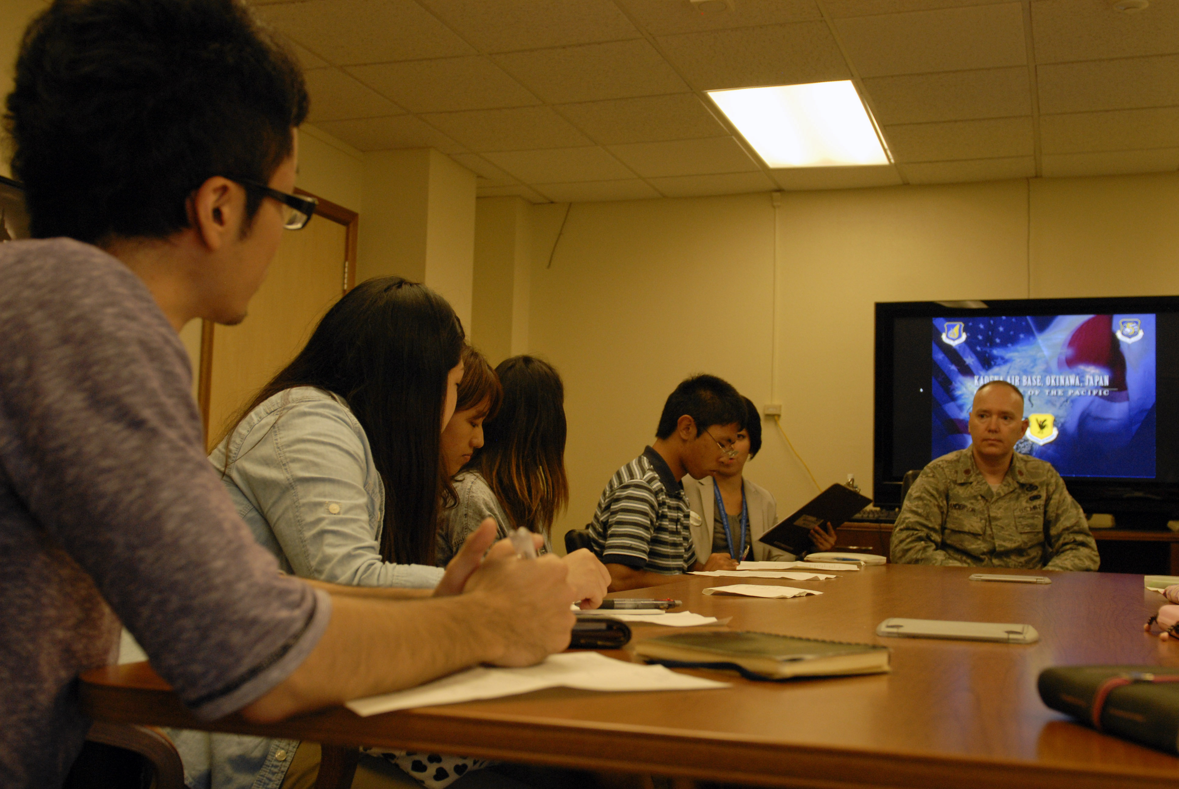 Ryukyu University students visit Kadena > Kadena Air Base > Article Display