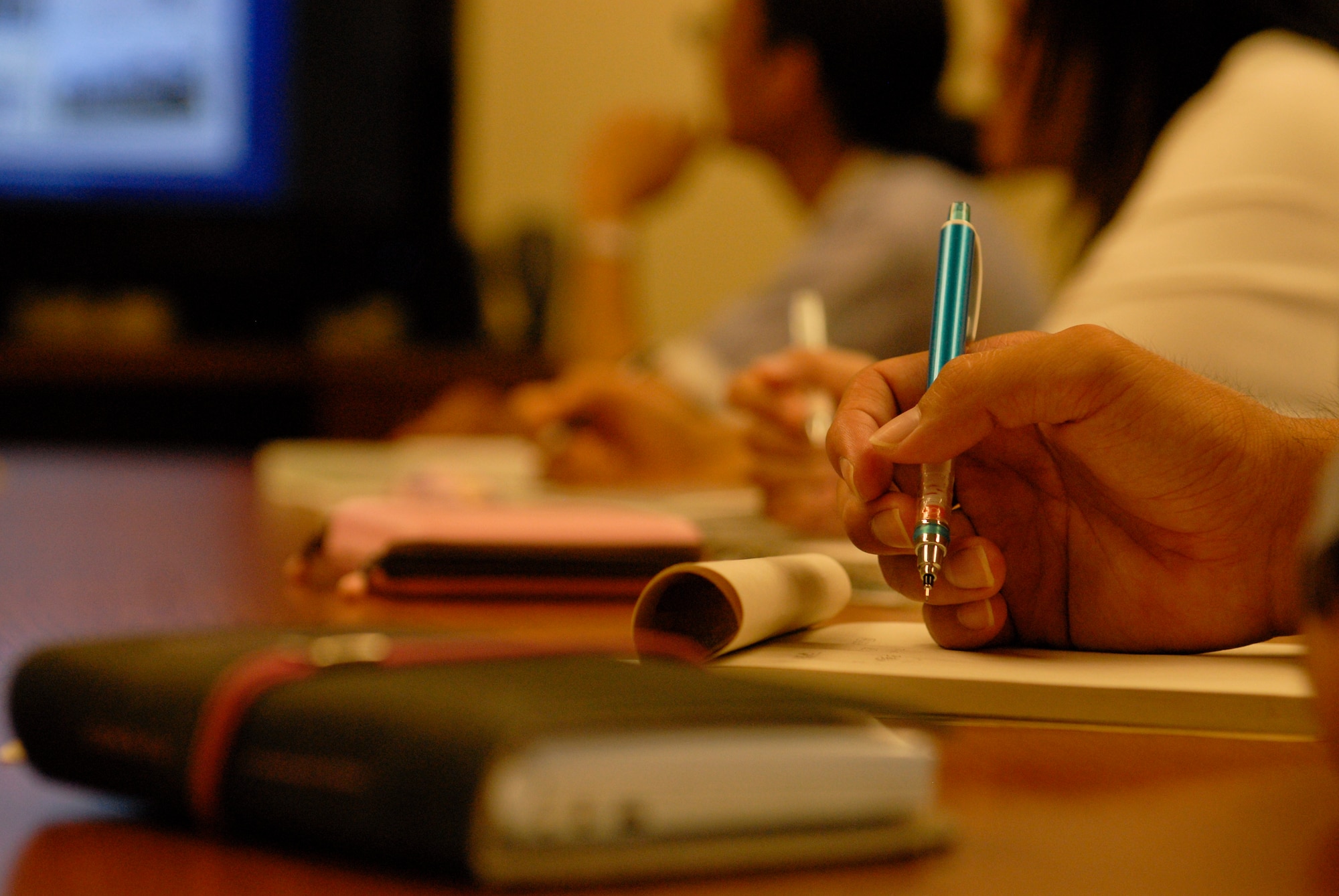 Ryukyu University students visit Kadena > Kadena Air Base > Article Display