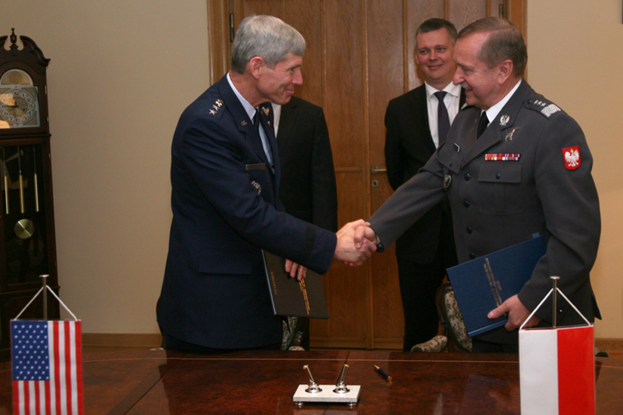 U.S., Polish Air Forces agree to personnel exchange program > U.S. Air ...