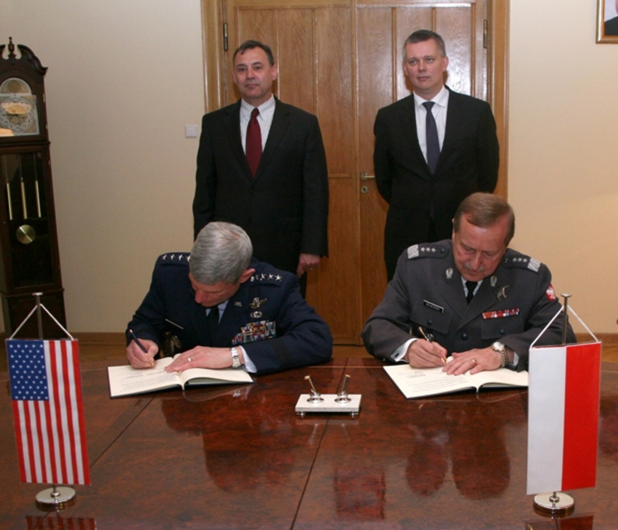 U.S., Polish Air Forces agree to personnel exchange program > U.S. Air ...