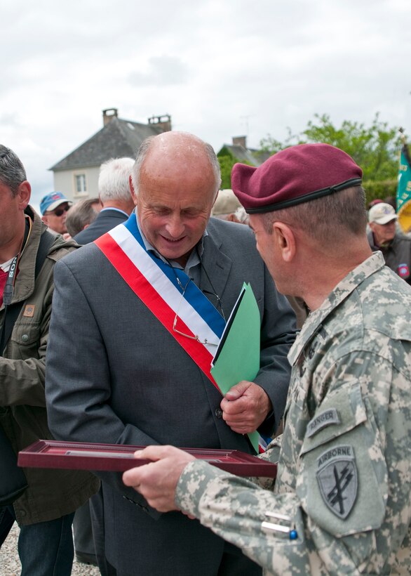 U.S. Army Maj. Gen. Jeffrey Jacobs, commanding general of the U.S. Army ...